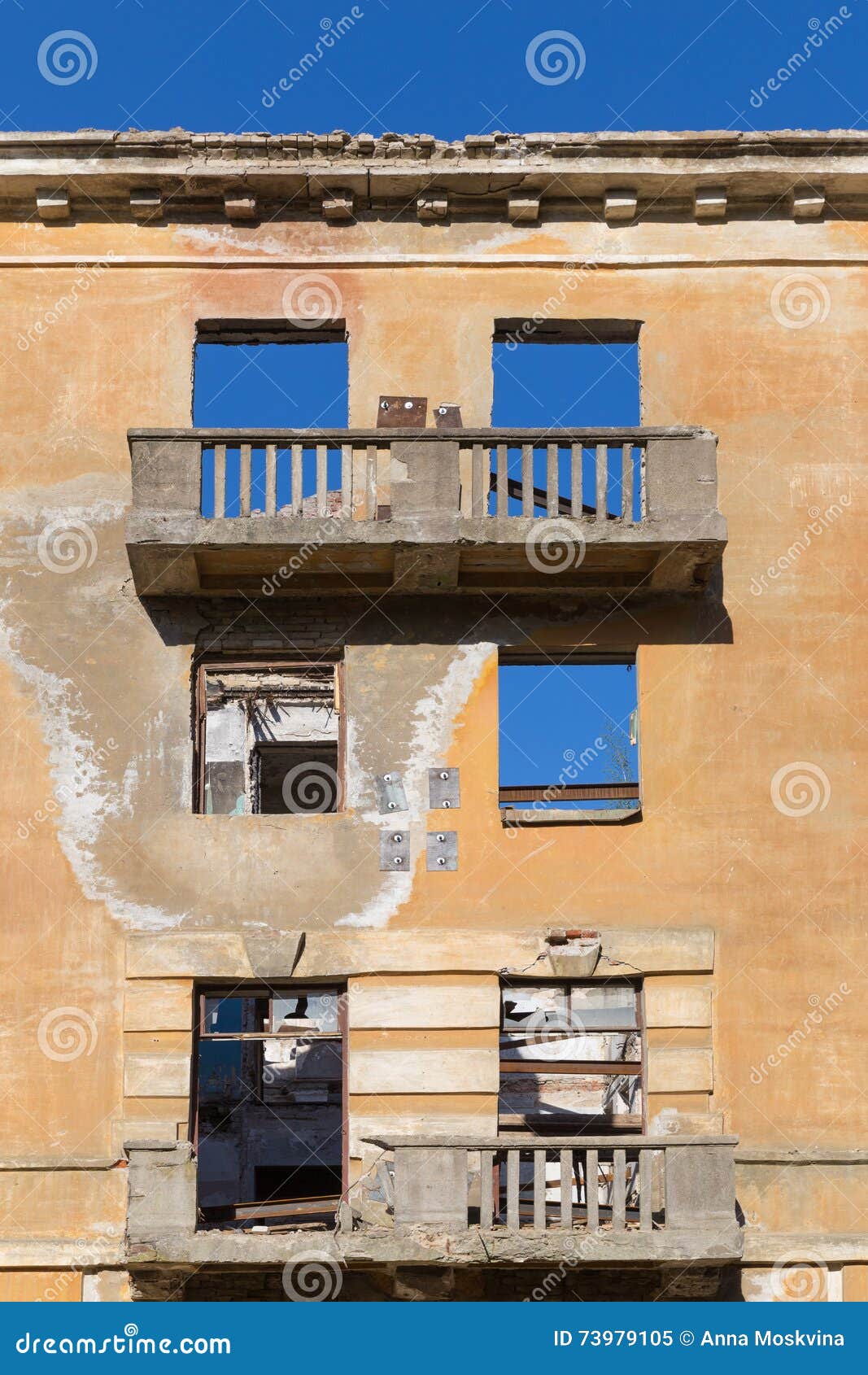 Edificio Abandonado - Edificio De Apartamentos Roto De La Vivienda ...