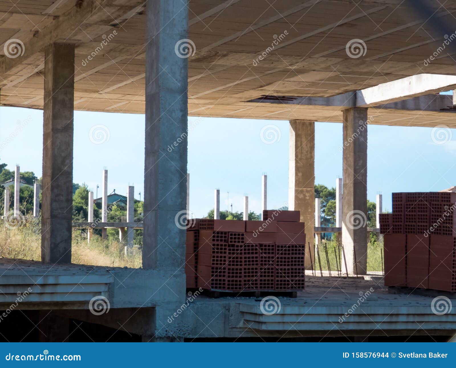 Edificio Abandonado Y Sin Terminar, Estructuras De Ladrillo Destruidas De Edificios Inacabados ...