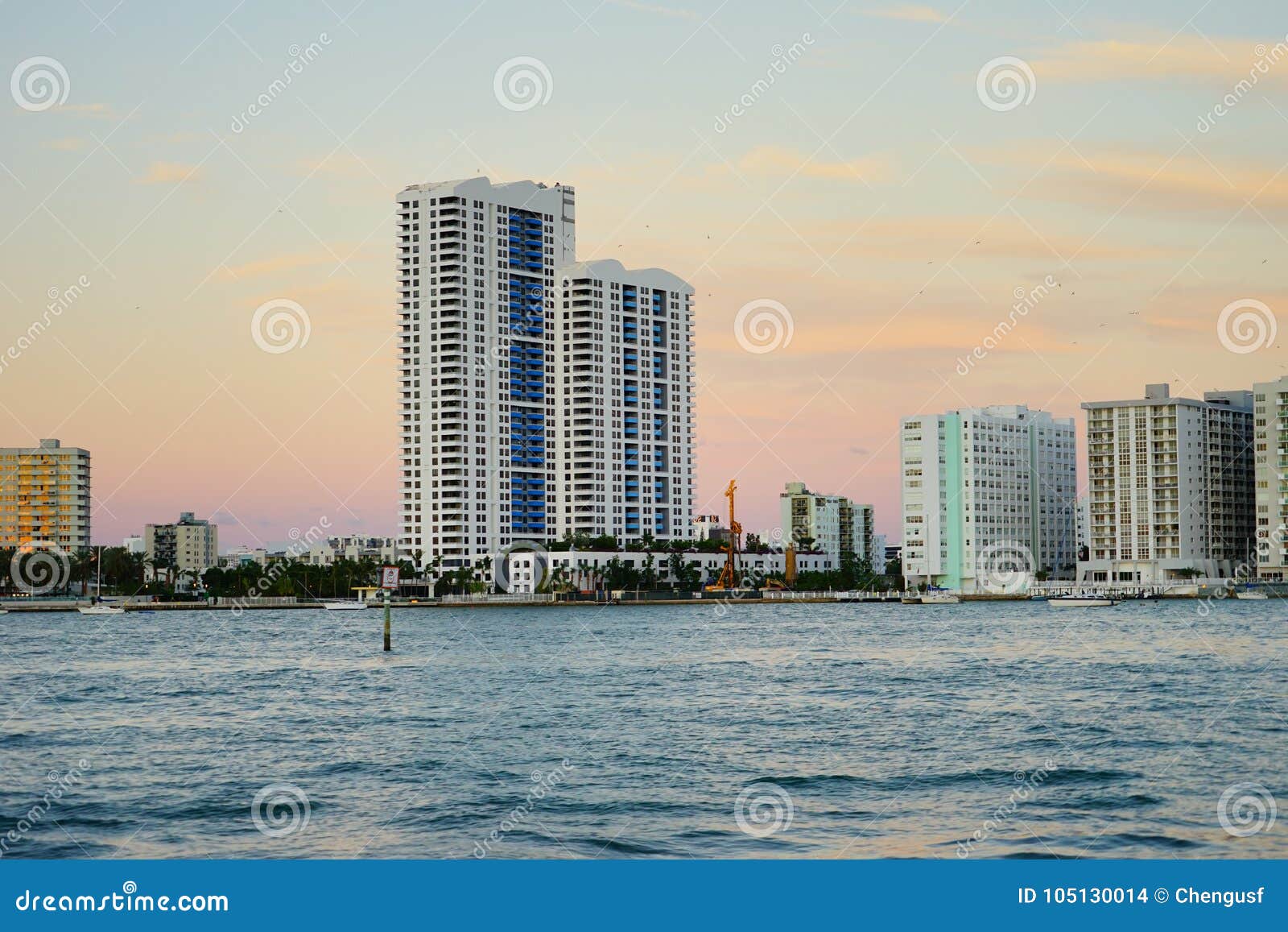 Edificio Alto De Miami Beach Foto de archivo - Imagen de oscuridad ...