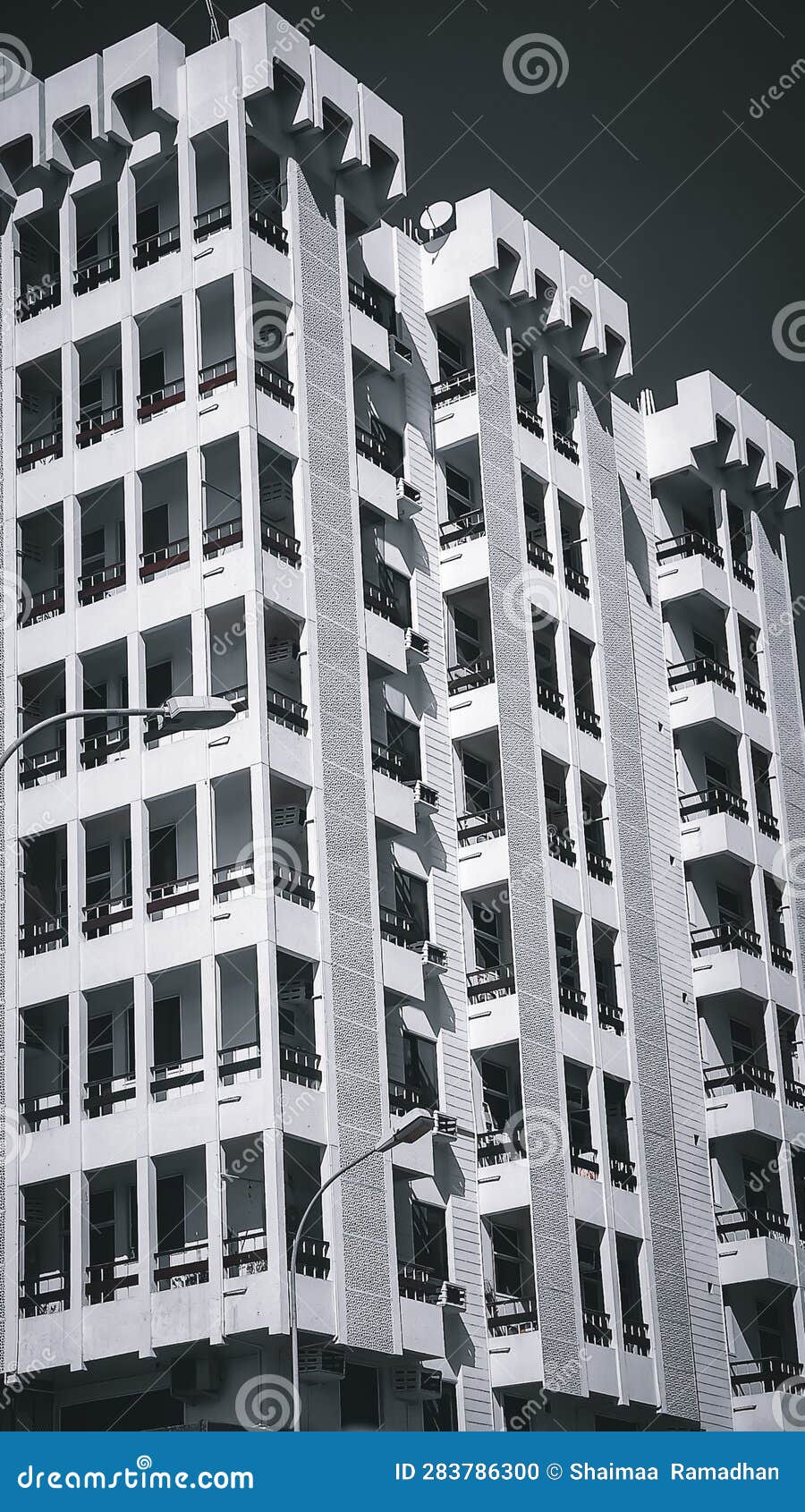 Edificio alto en egipto foto de archivo. Imagen de alto - 283786300