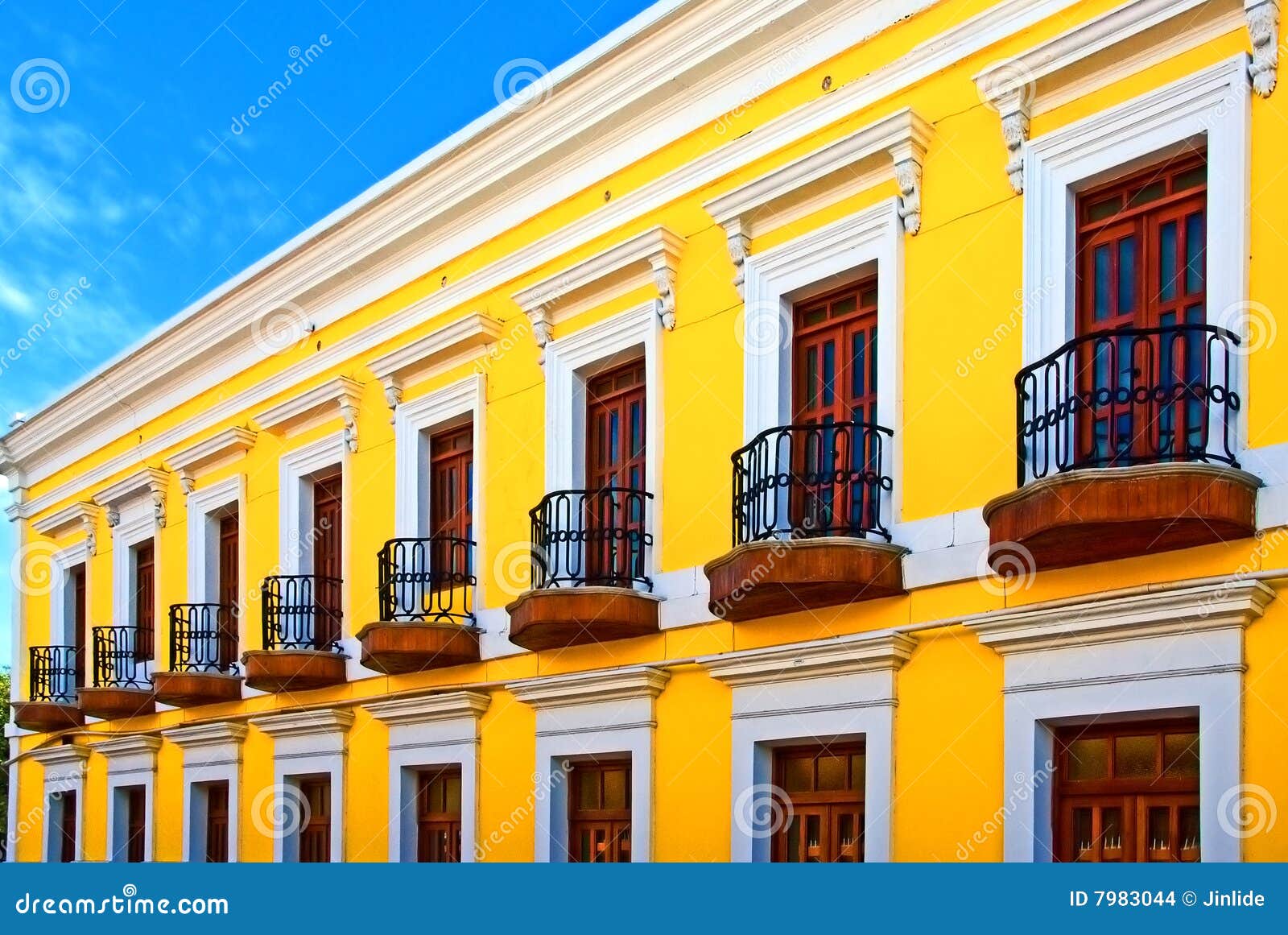 Edificio Amarillo Brillante Del Color Con Los Patios Foto de archivo ...