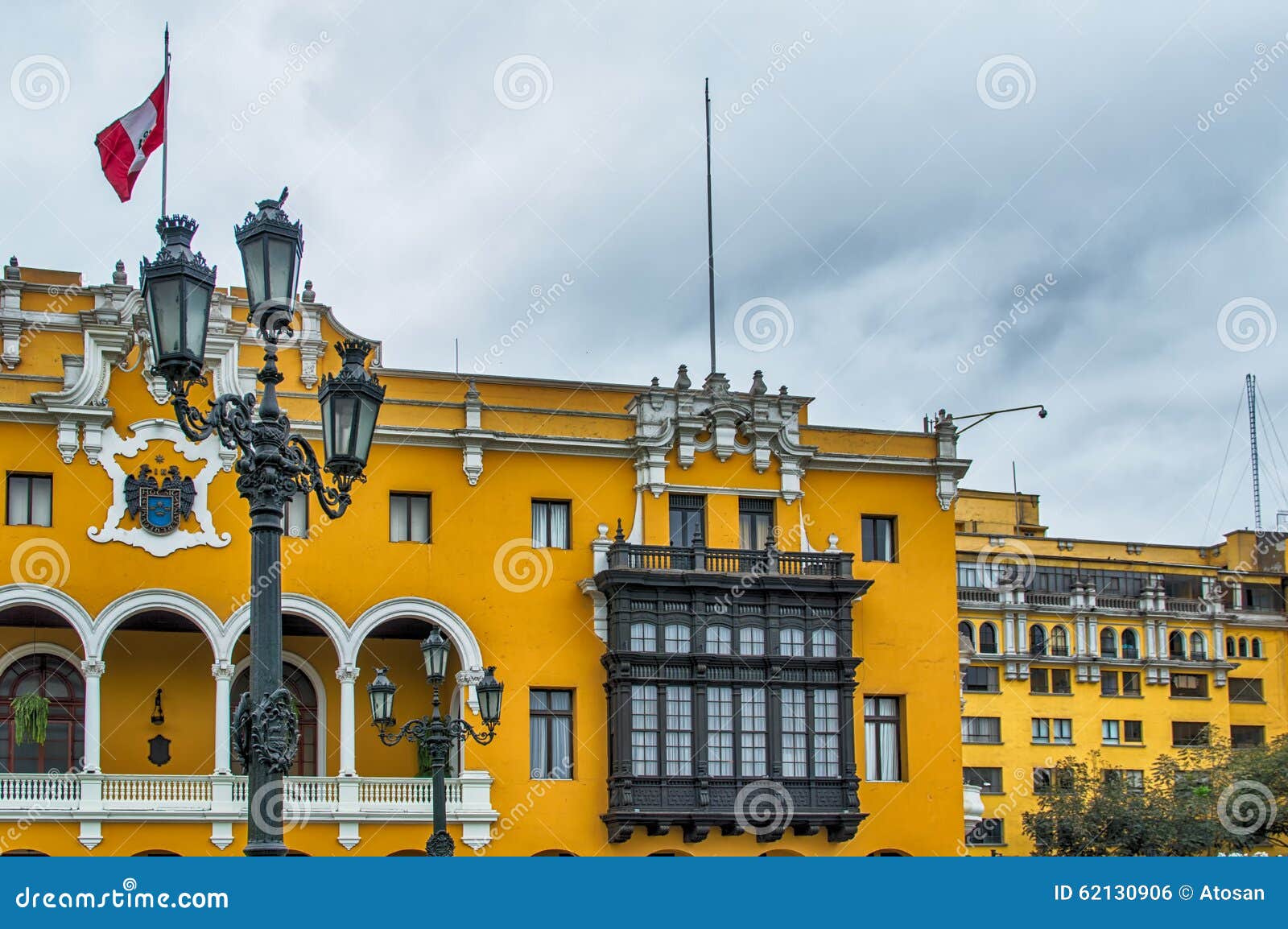 Edificio Amarillo Colonial, Lima, Perú Foto de archivo - Imagen de ...