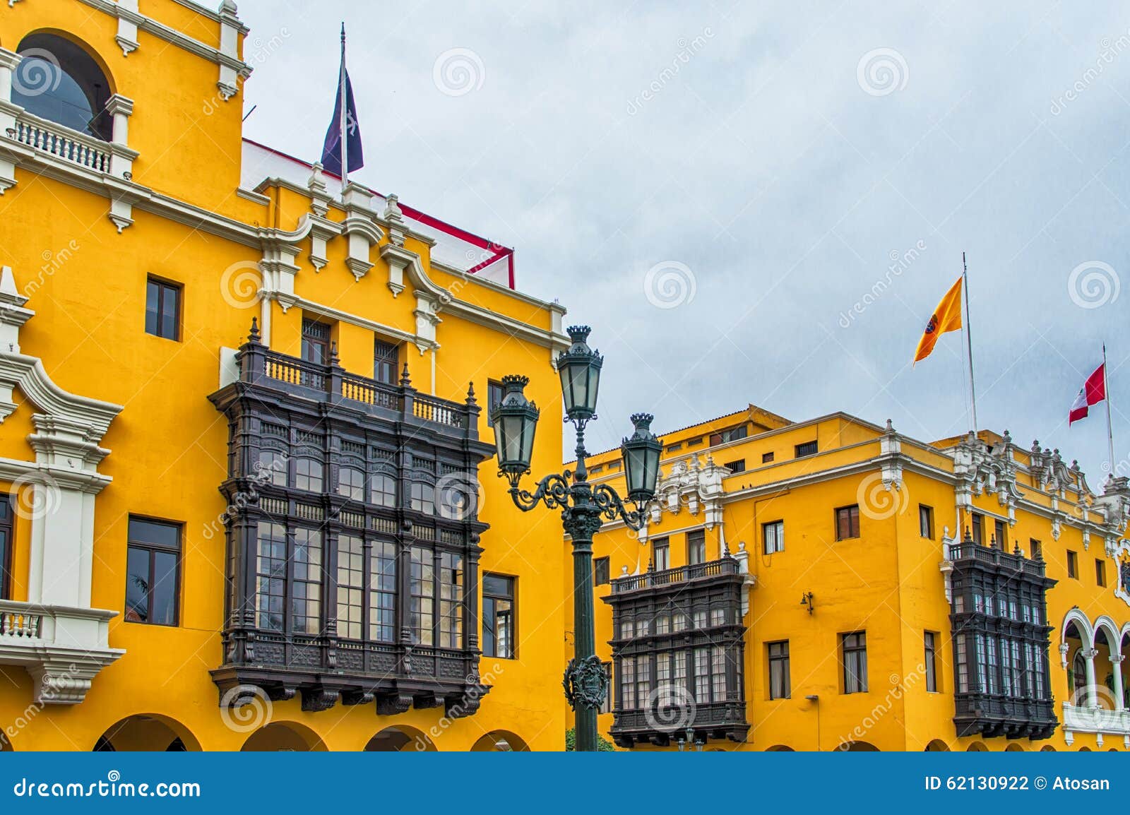 Edificio Amarillo Colonial, Lima, Perú Foto de archivo - Imagen de ...