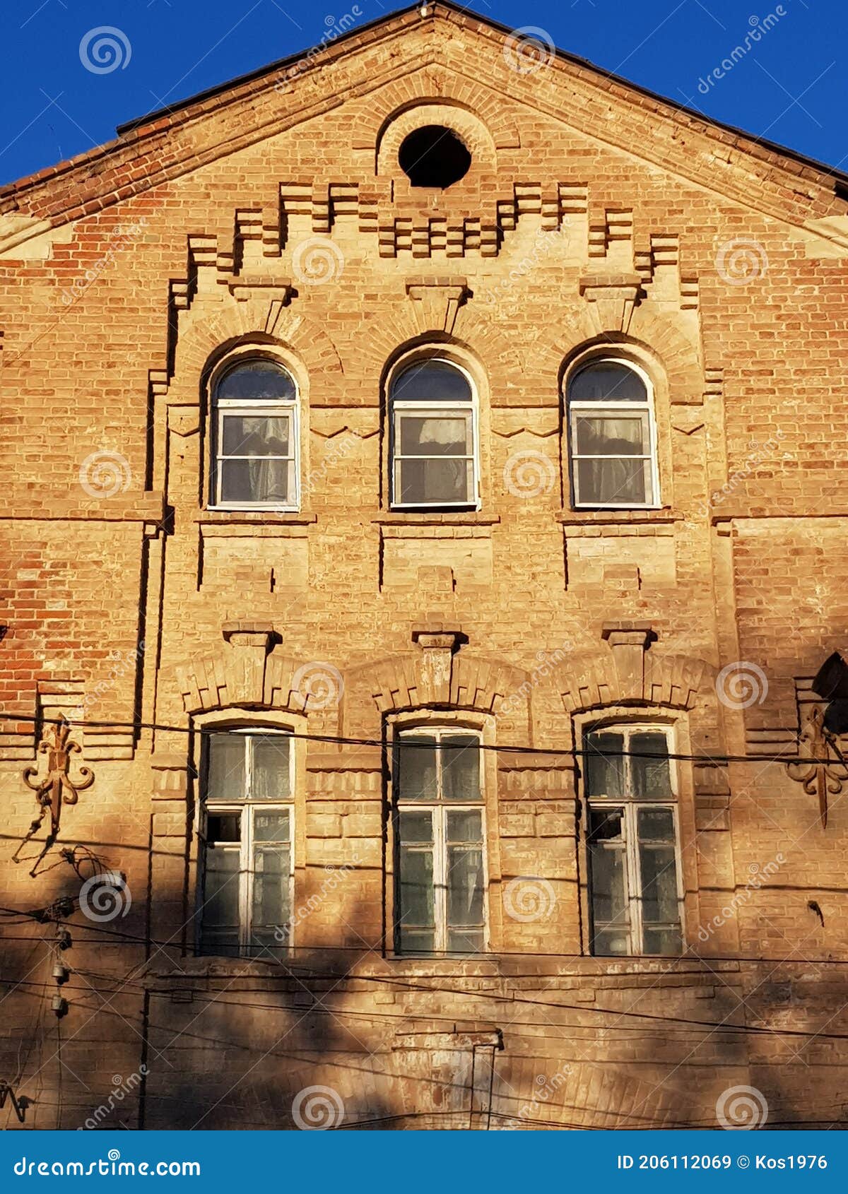 Edificio Antiguo De Ladrillo Con Ventanas De Apertura Imagen de archivo - Imagen de entrada ...