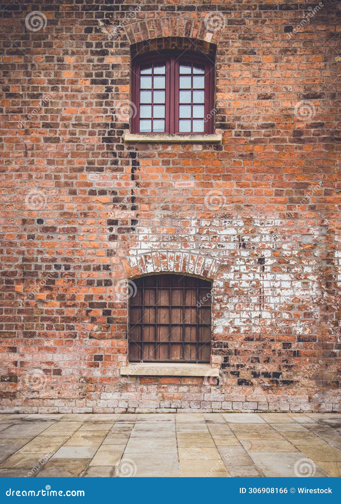 Edificio Antiguo De Ladrillo Rojo Con Dos Ventanas Foto de archivo - Imagen de rojo, resistido ...