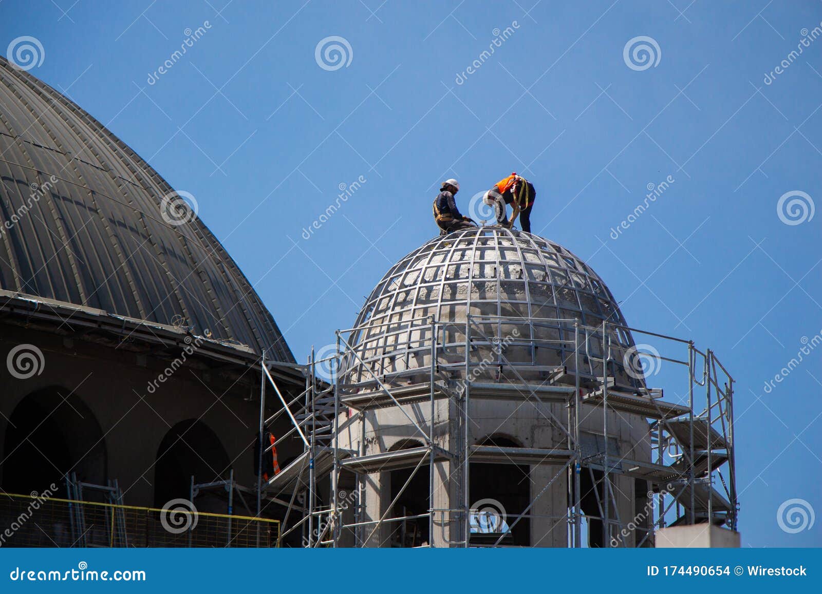 Edificio Architettonico Moderno Con Due Operai Edili Che Lavorano in ...