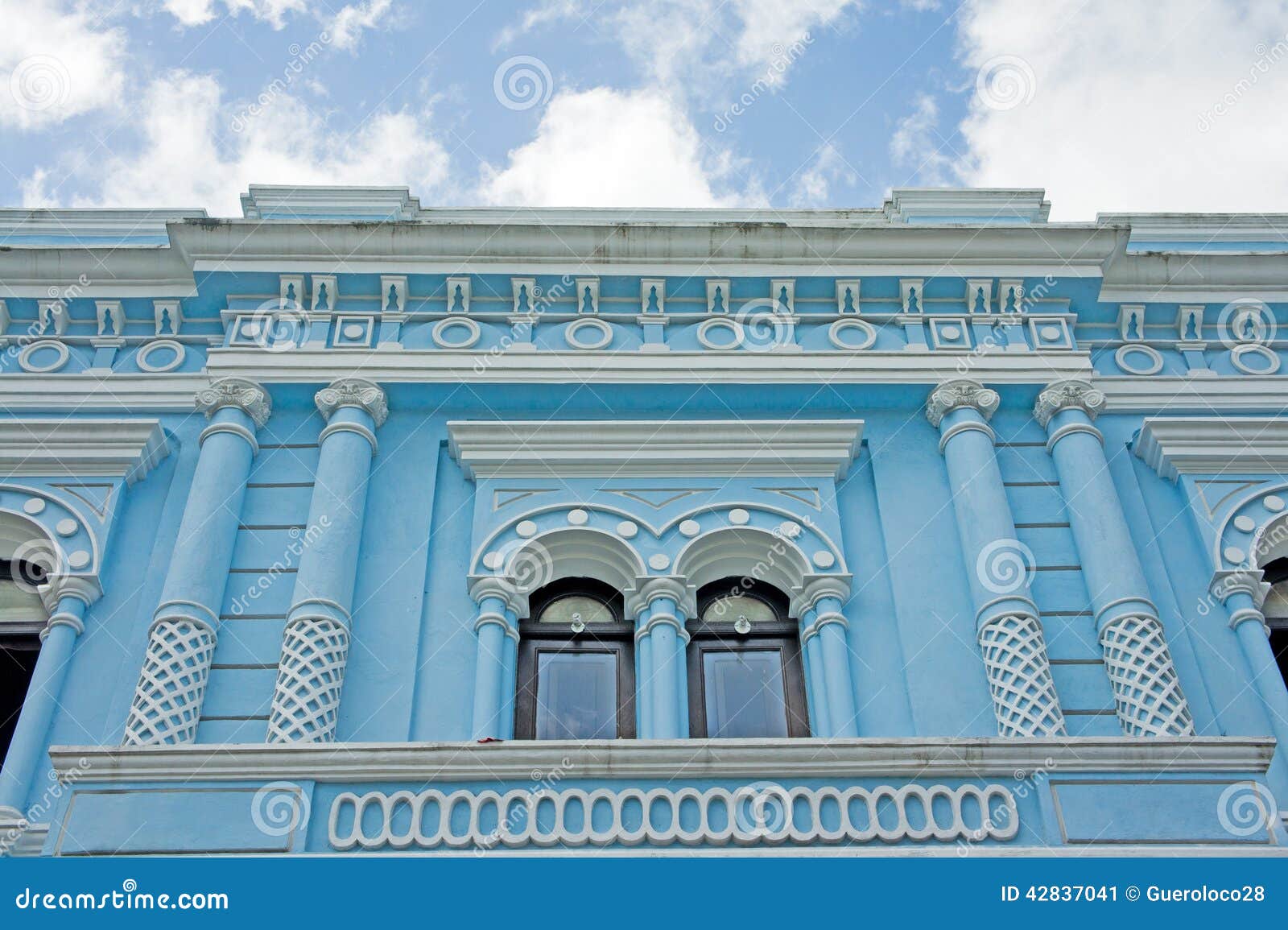 Edificio azul mexicano imagen de archivo. Imagen de puerta - 42837041