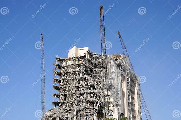 Edificio bajo demolición foto de archivo. Imagen de destruya - 8333142