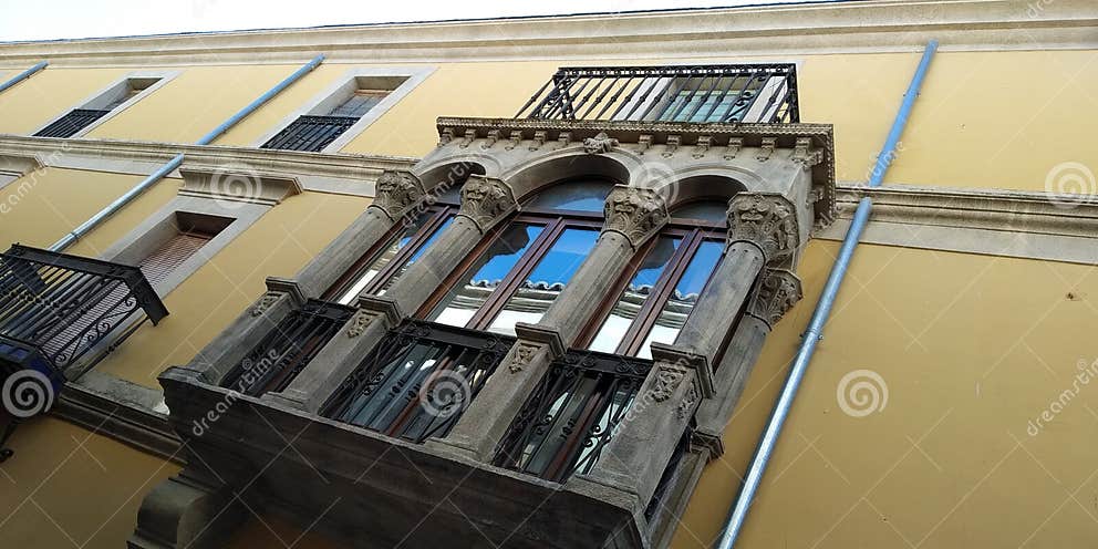 Edificio Balcón En Coria, España Foto de archivo - Imagen de edificio, turismo: 163783106