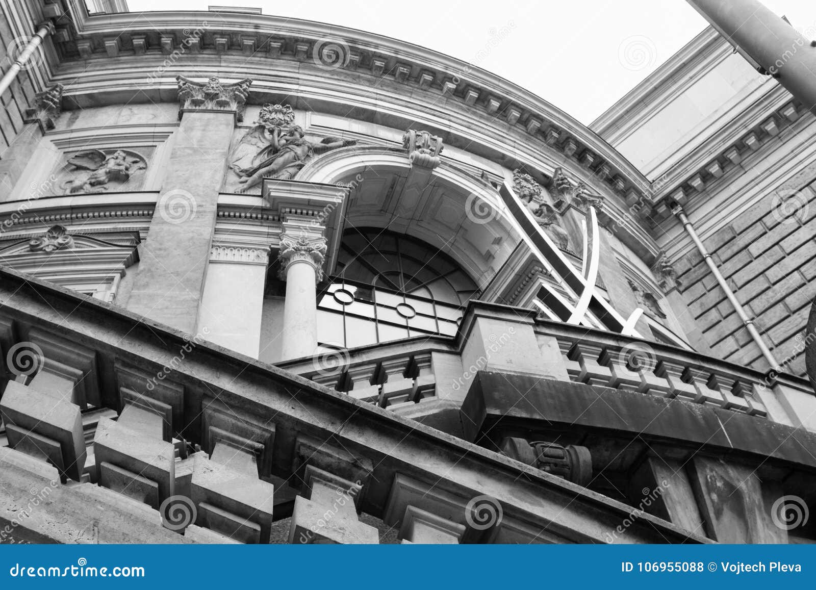 Edificio Blanco Y Negro Viejo Foto de archivo - Imagen de casa, ciudad ...