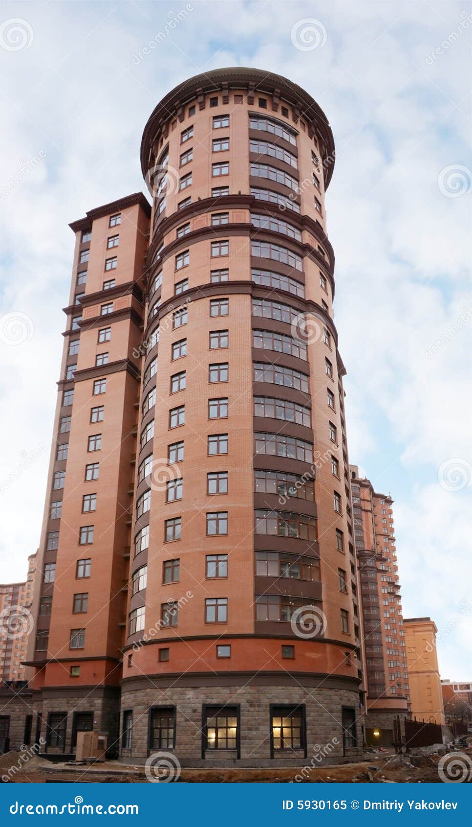 Edificio Cilíndrico Moderno Imagen de archivo - Imagen de nuevo, casa: 5930165