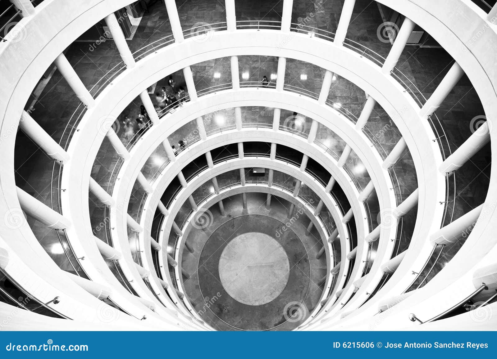 Edificio circular foto de archivo. Imagen de irreconocible - 6215606