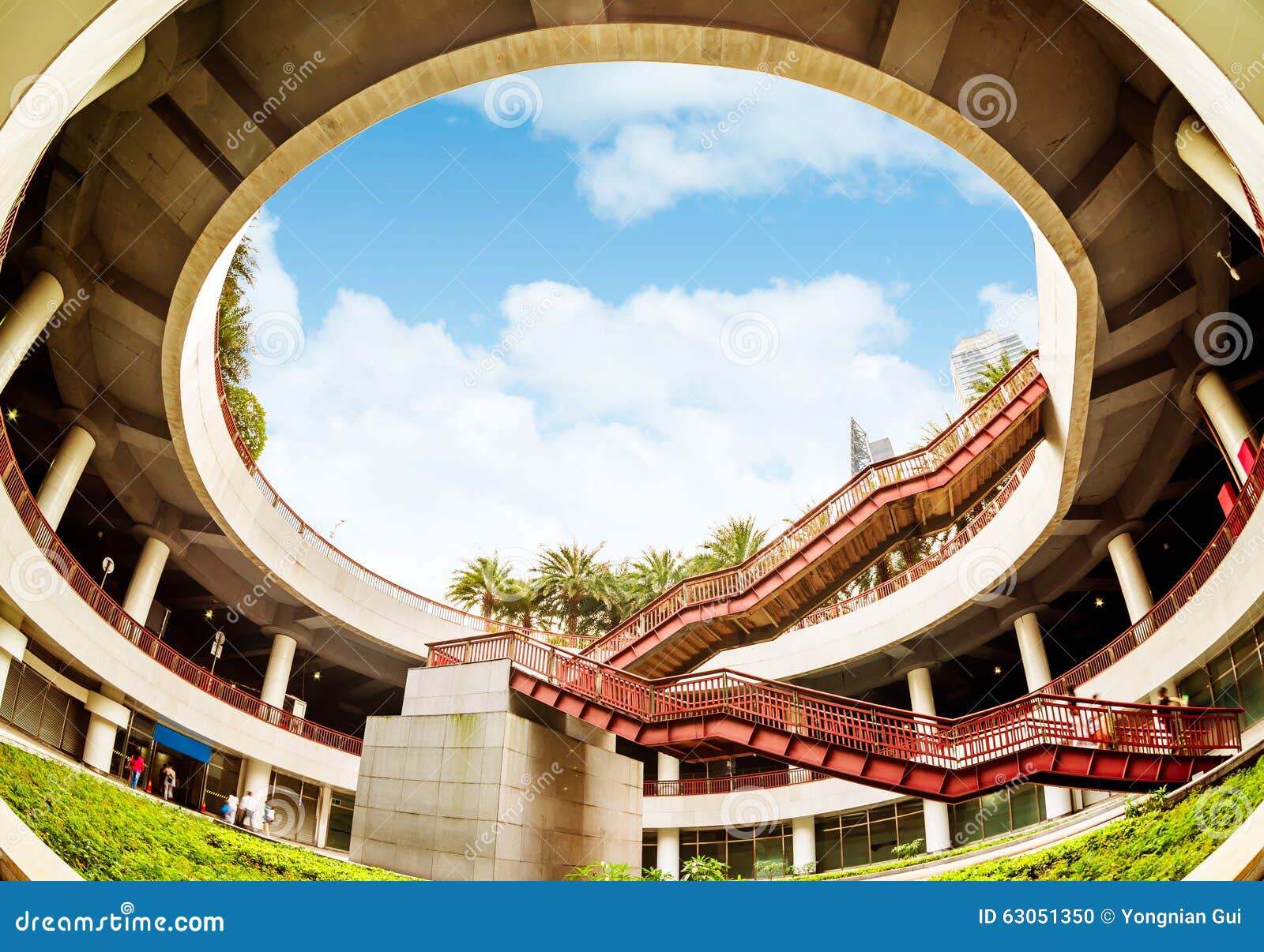 Edificio circular foto de archivo. Imagen de gente, turistas - 63051350