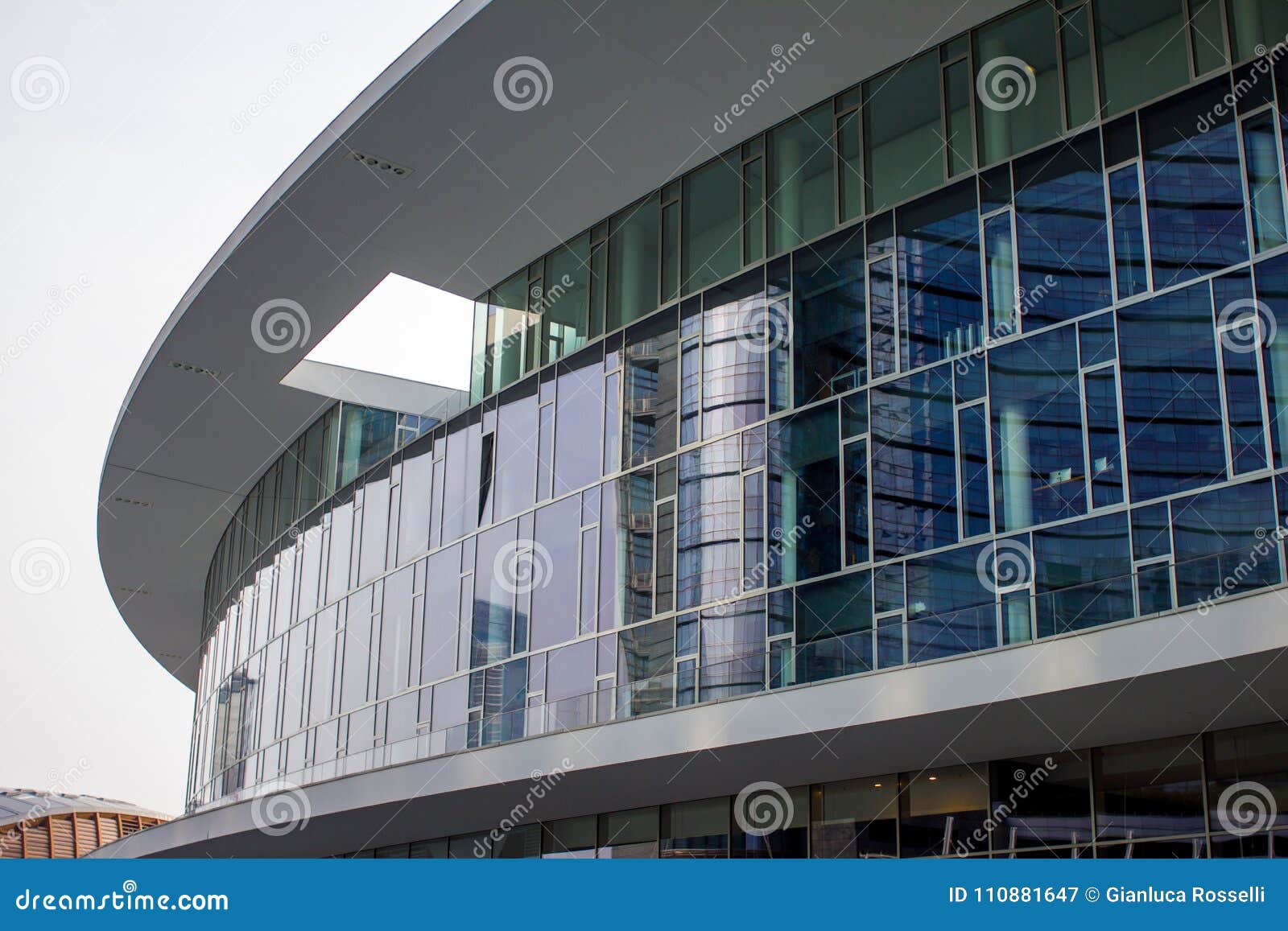 Edificio Circular Moderno Con Las Ventanas En El Cuadrado De Gael ...