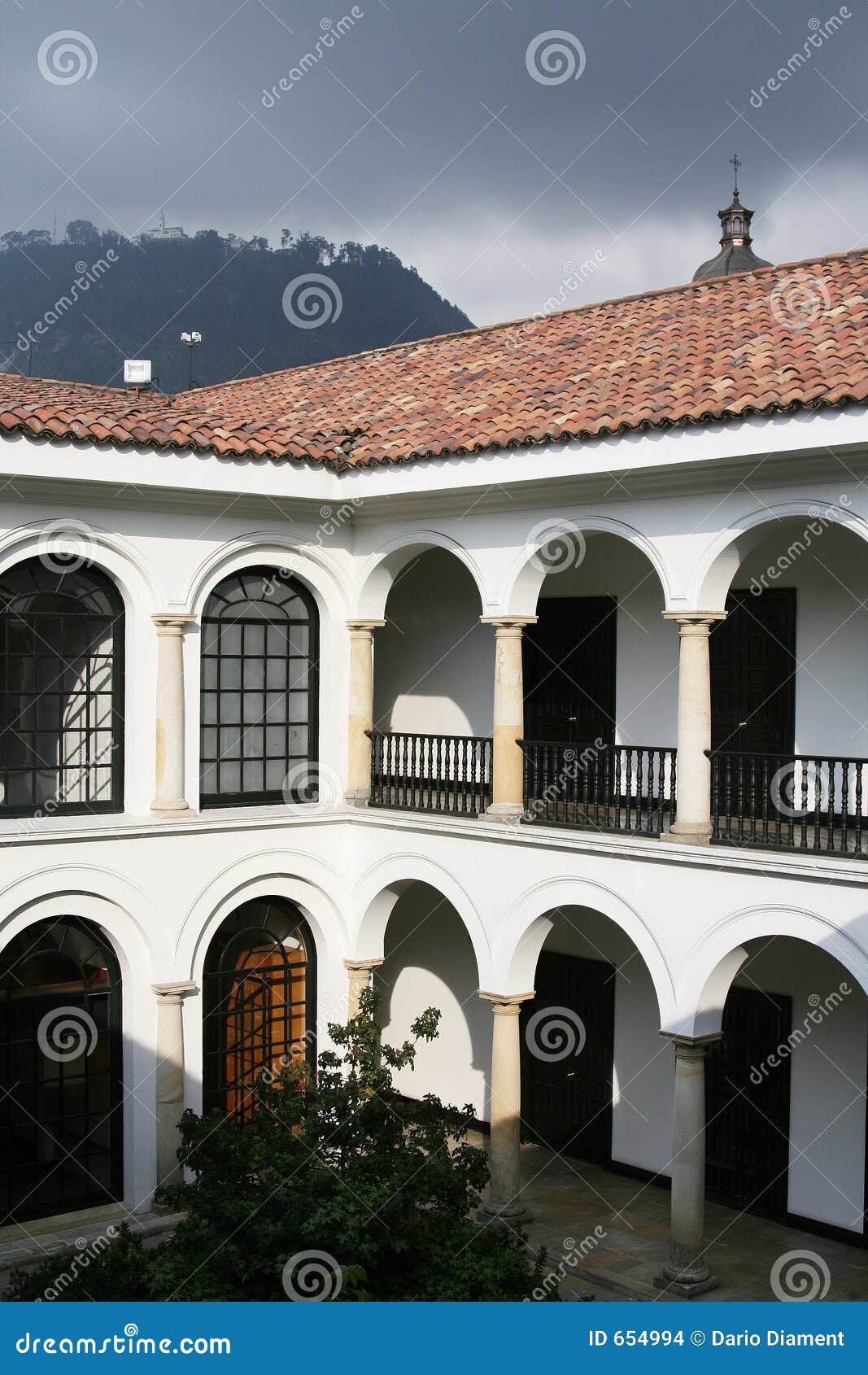 Edificio colonial foto de archivo. Imagen de monasterio - 654994