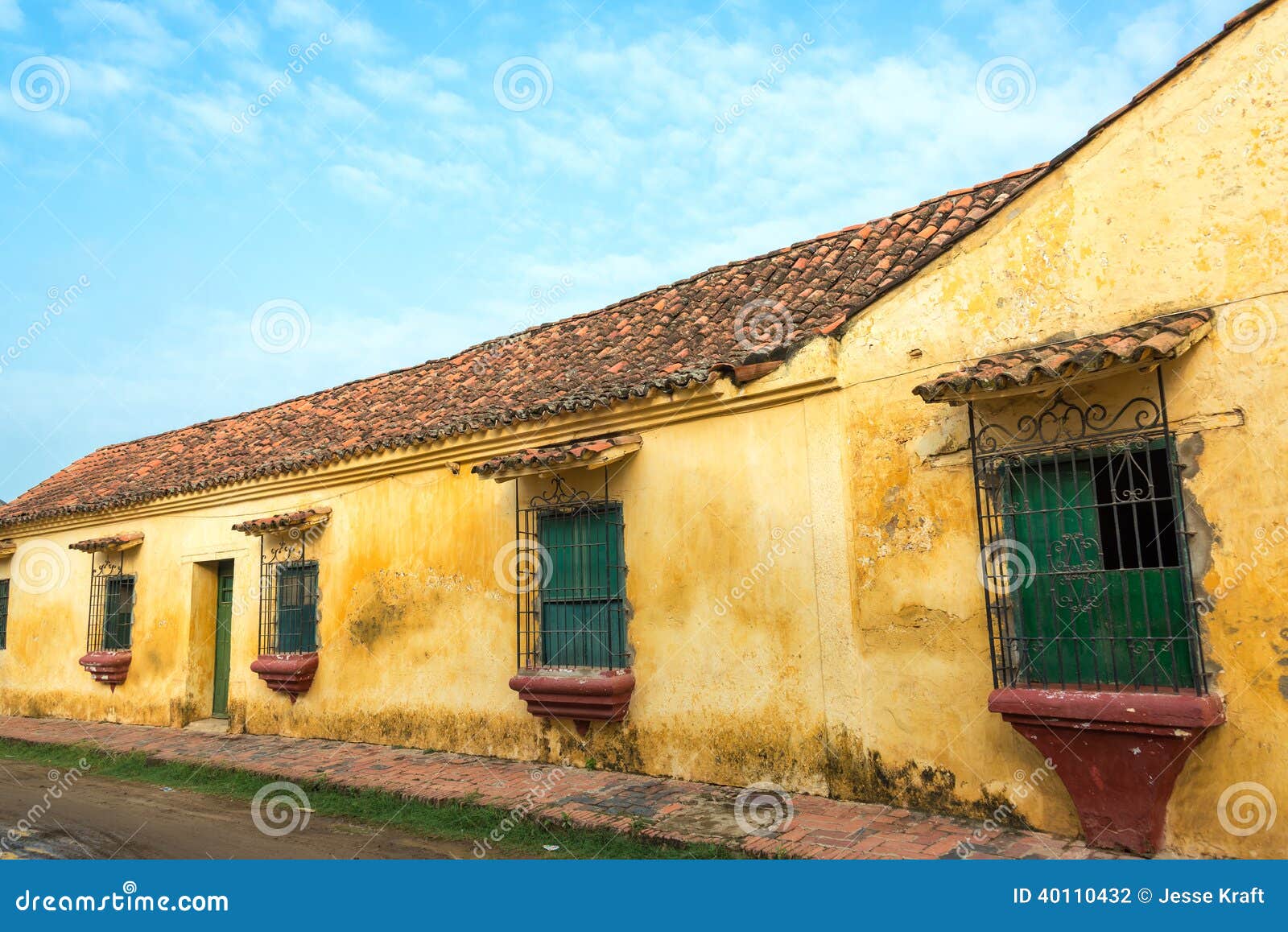 Edificio colonial amarillo foto de archivo. Imagen de latino - 40110432
