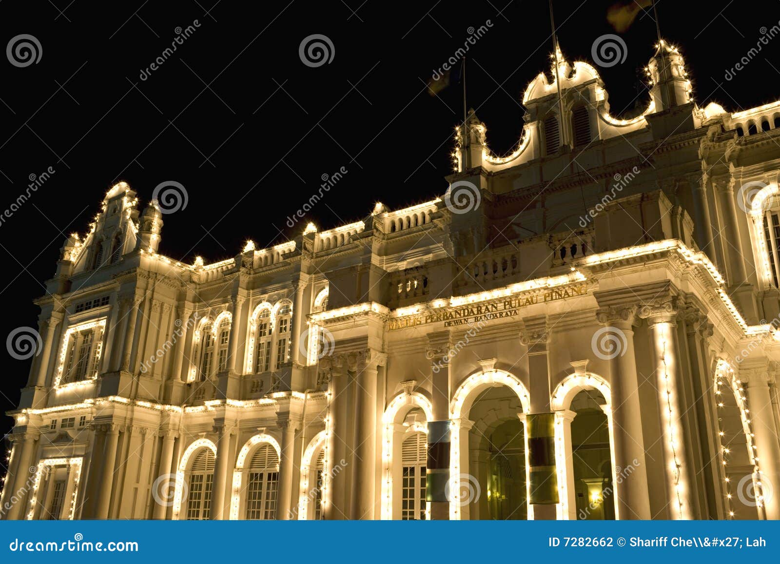 Edificio Colonial En La Noche Foto de archivo - Imagen de retro, casas ...