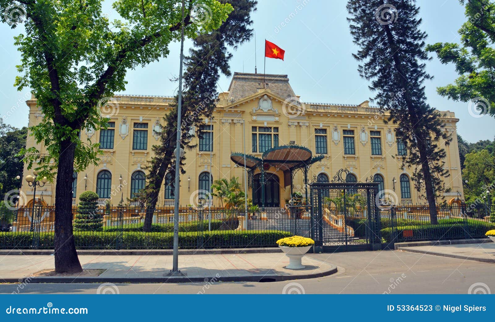 Edificio Colonial Francés En Hanoi, Vietnam Imagen de archivo - Imagen ...
