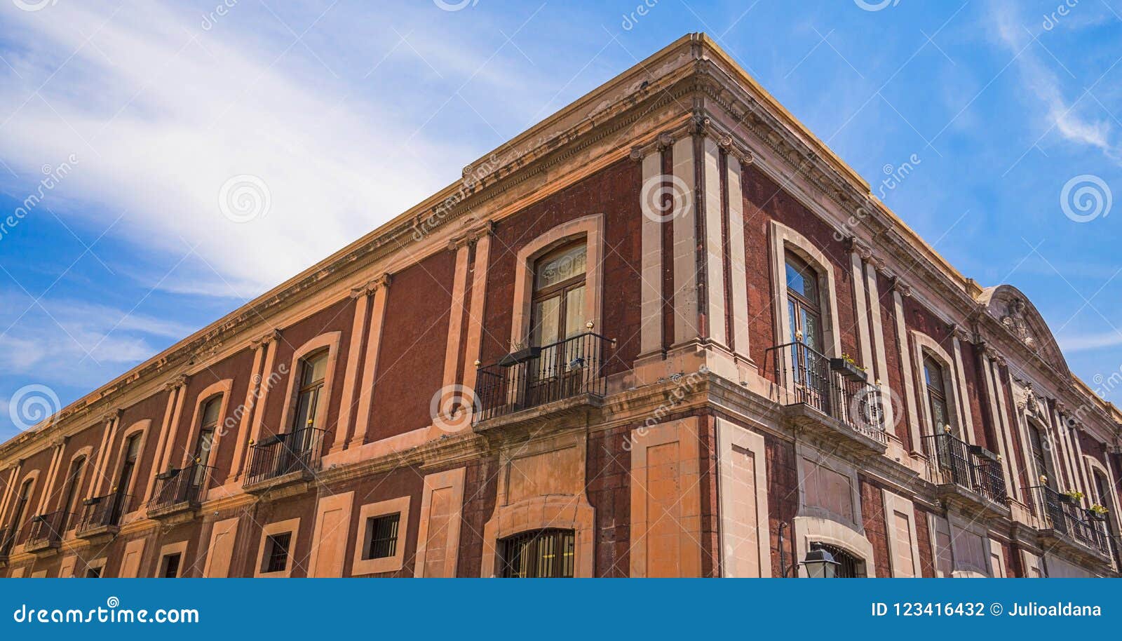 Edificio Colonial Mexicano Con El Cielo Azul Intenso Foto de archivo ...