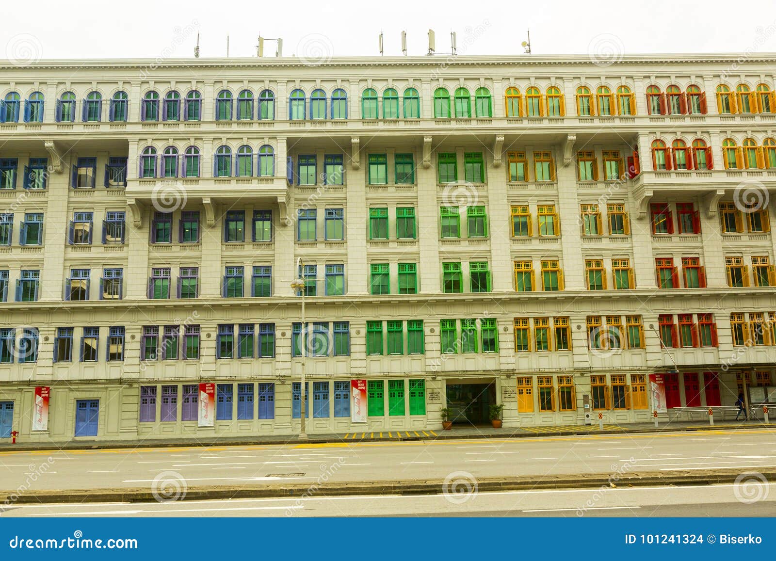 Edificio Colonial Viejo Con Las Ventanas En Diversos Colores Imagen de ...