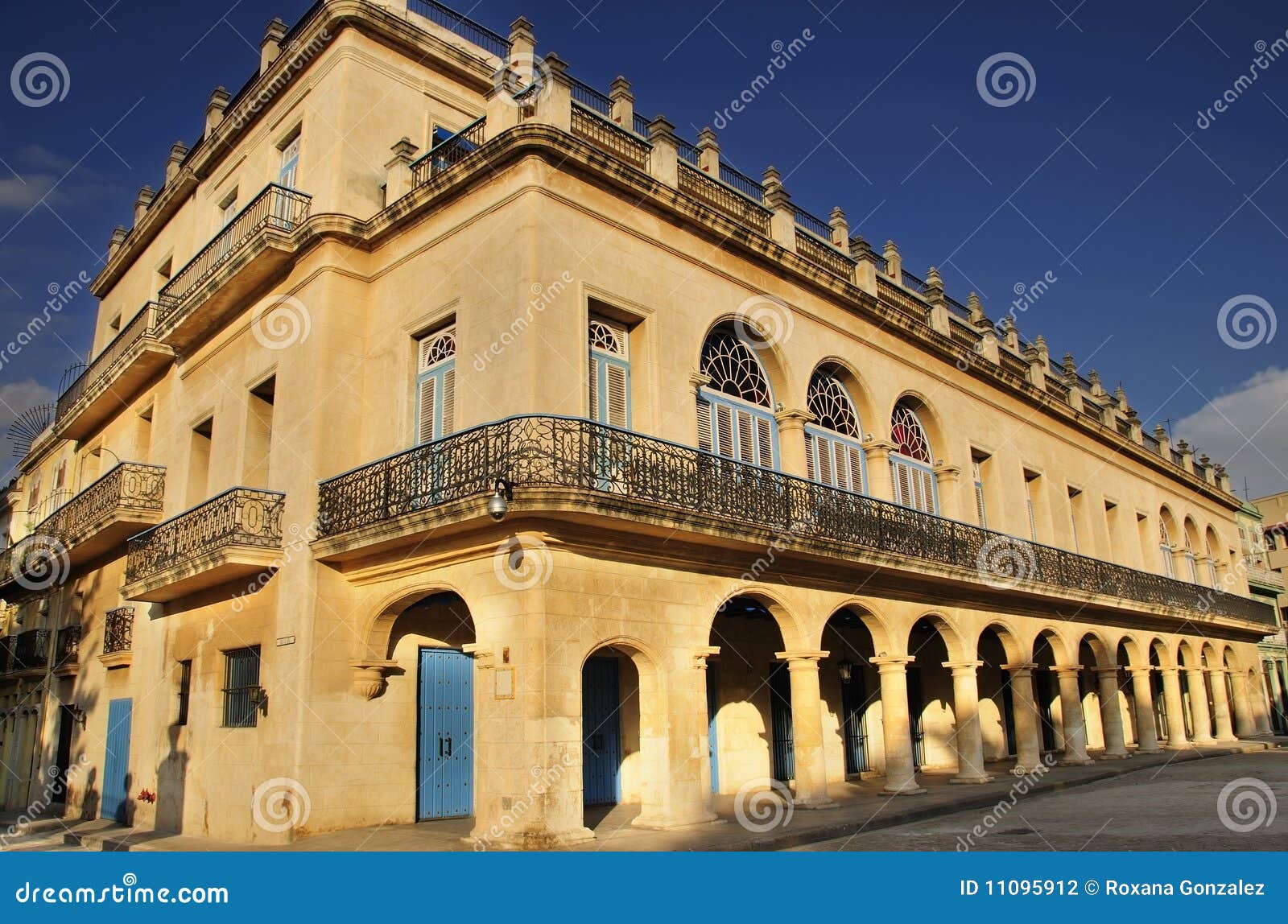 Edificio Colonial Viejo De La Habana Foto de archivo - Imagen de ...