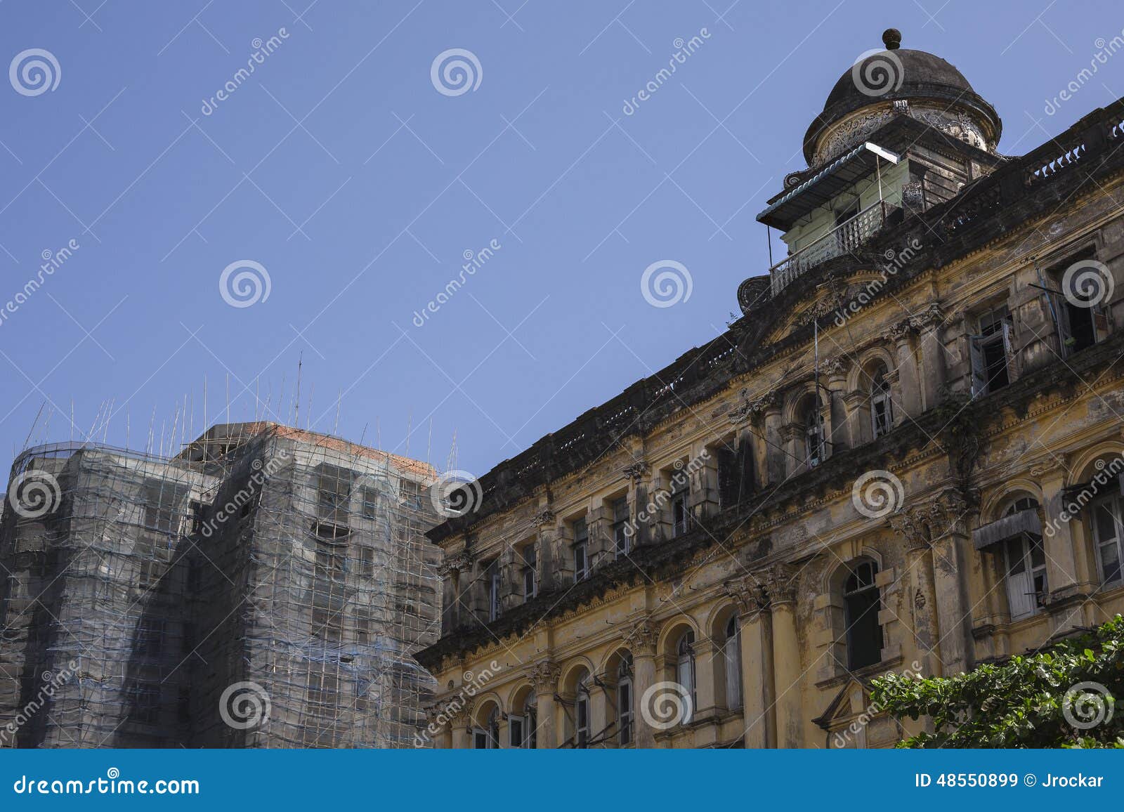 Edificio Colonial Y Un Edificio Moderno Imagen de archivo - Imagen de ...