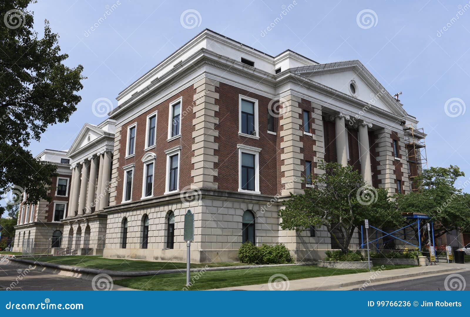 Edificio Columned foto editorial. Imagen de batalla, verano - 99766236