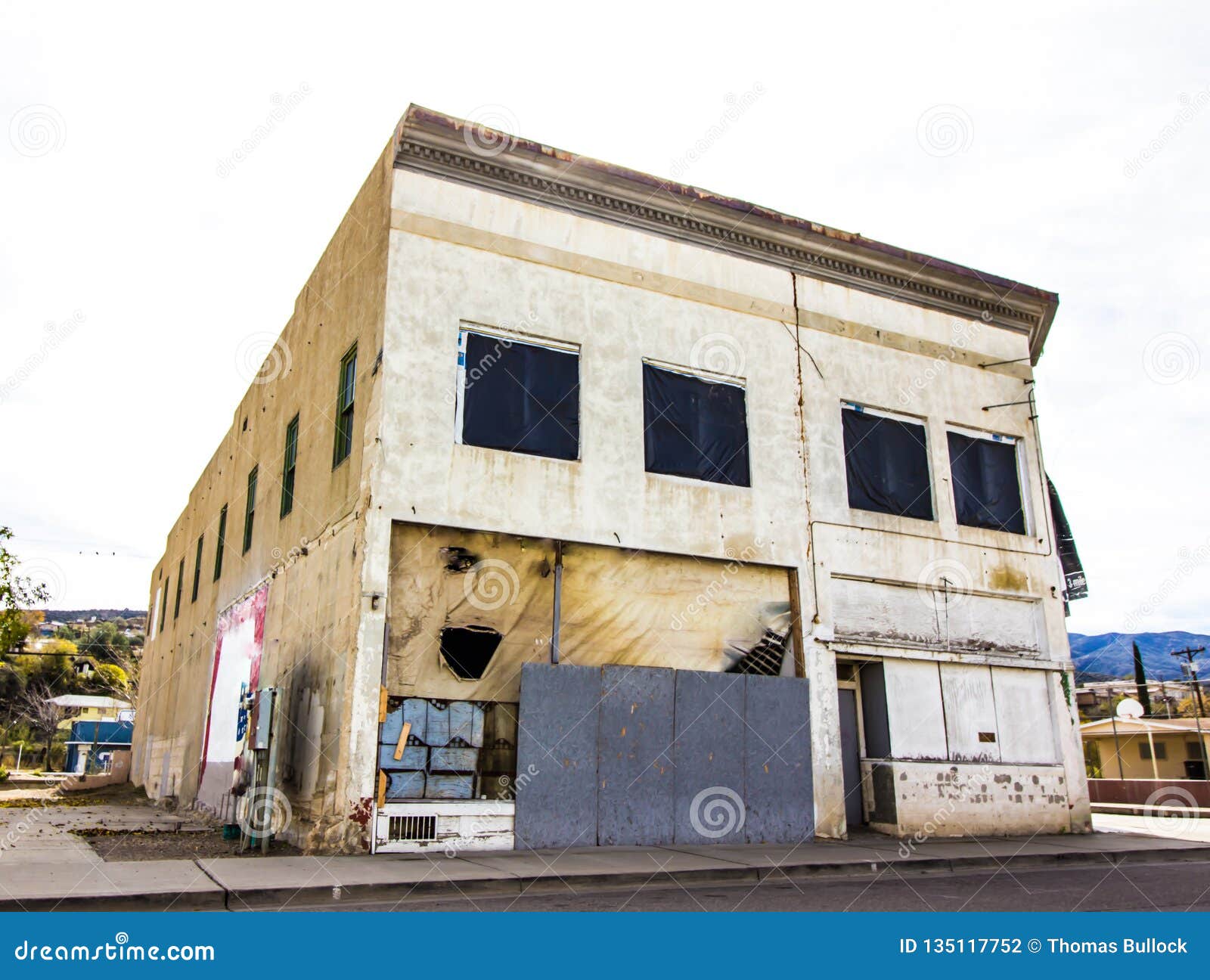 Edificio Comercial De Dos Pisos Con Subido Encima De Windows Foto de archivo - Imagen de umbral ...