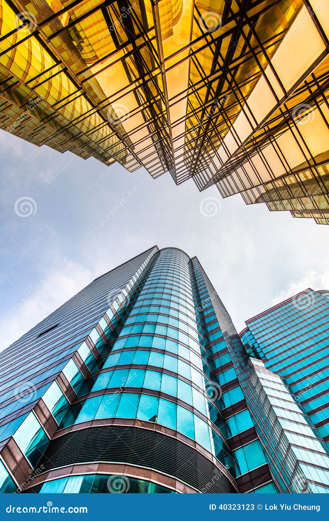 Edificio comercial de oro imagen de archivo. Imagen de oficina - 40323123