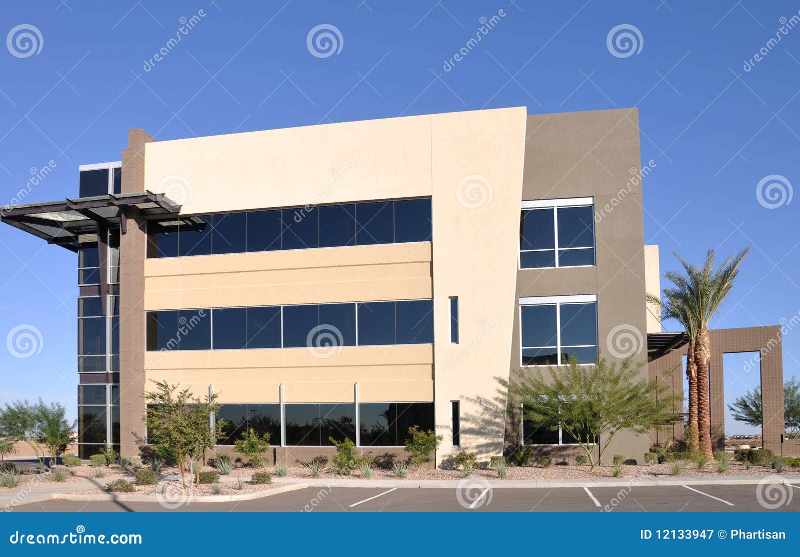 Edificio comercial moderno imagen de archivo. Imagen de fachada - 12133947