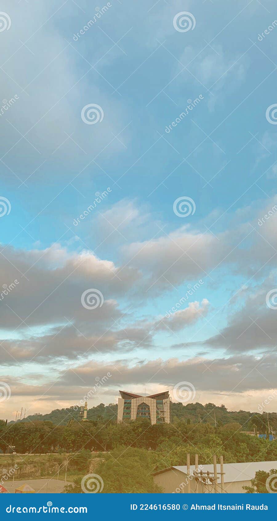 Edificio con cielo azul foto de archivo. Imagen de onda - 224616580