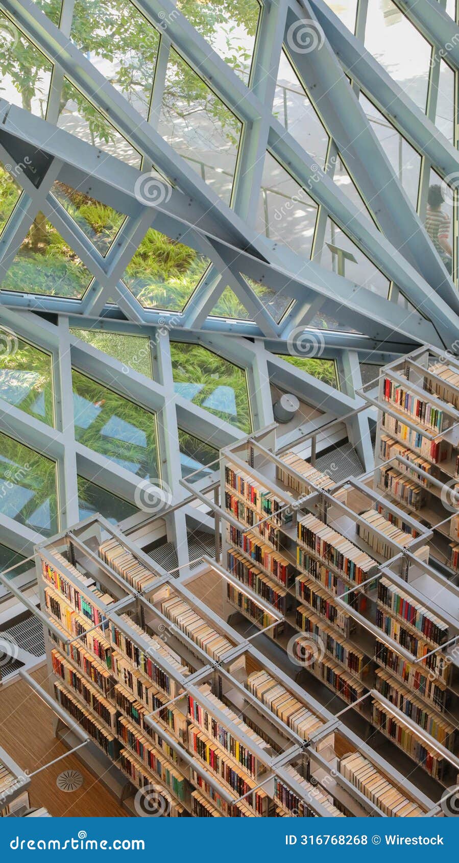 Edificio Con Numerosas Cajas Y Una Larga Escalera Foto de archivo - Imagen de almacén, pila ...