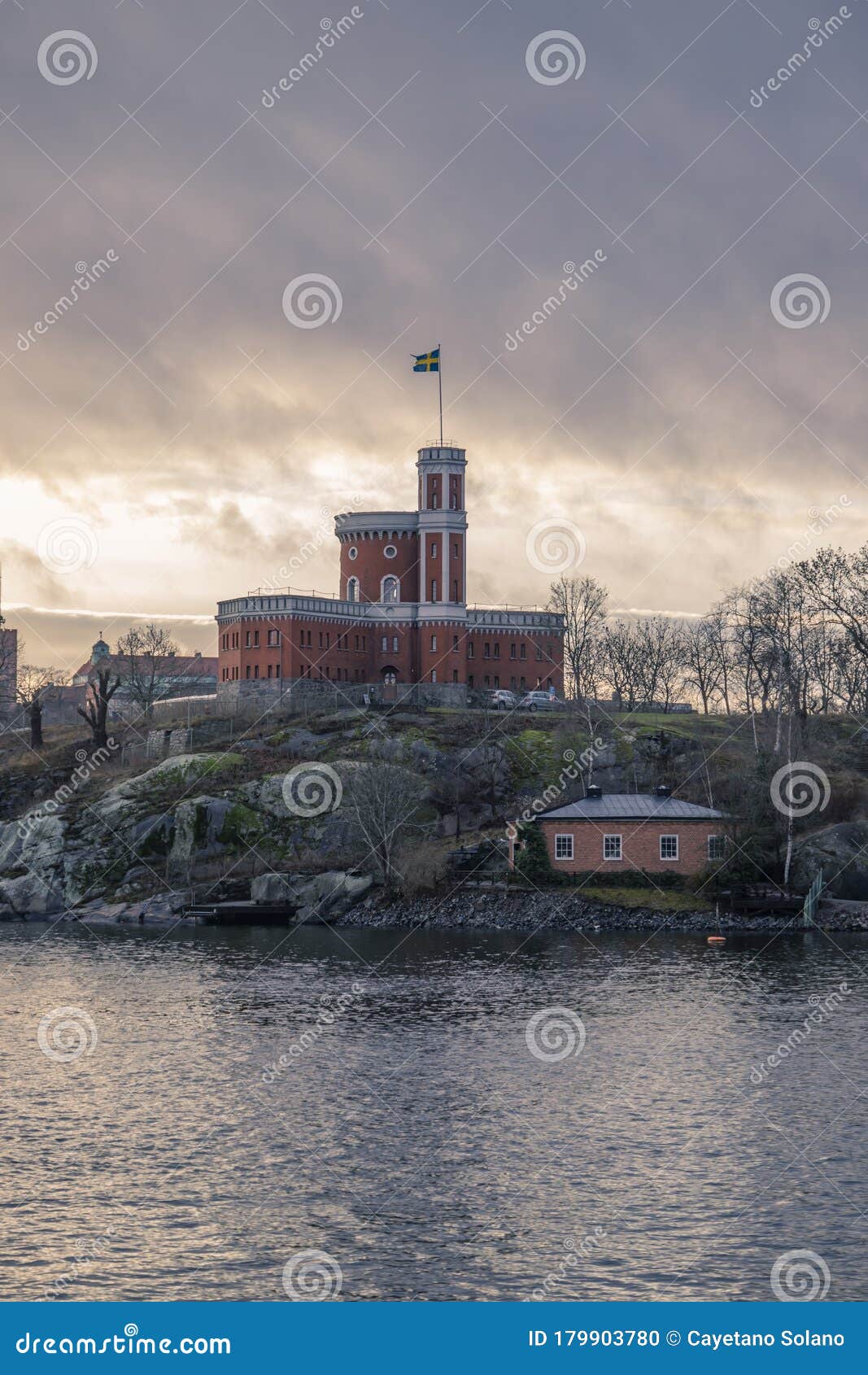 Edificio Con Una Bandera En Estocolmo Foto de archivo - Imagen de ...