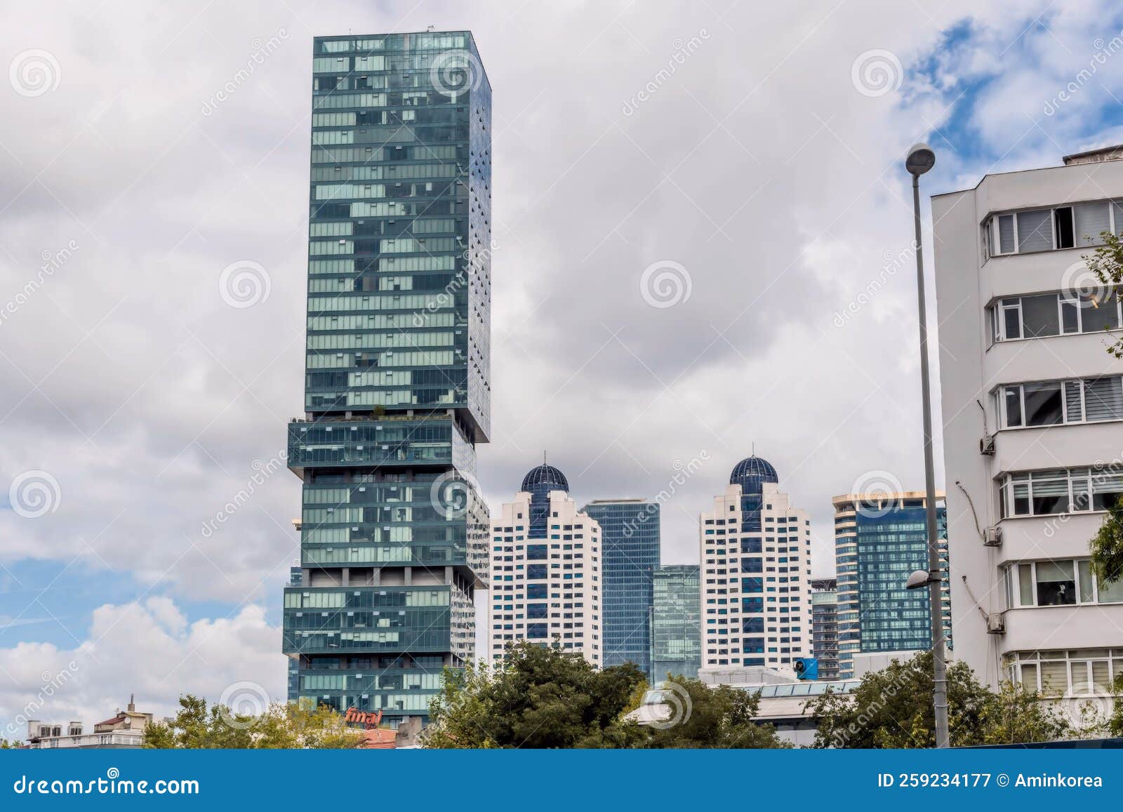 Edificio Cuadrado Con Fachada Acristalada Fotografía editorial - Imagen ...