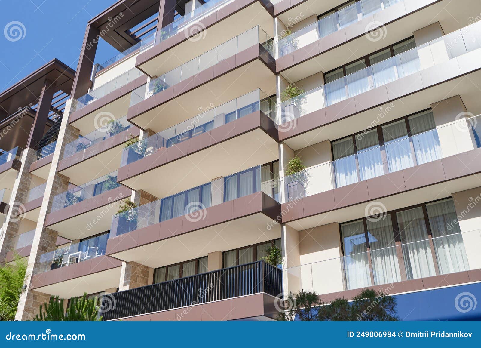 Edificio De Apartamentos De Lujo Con Balcones De Cristal Foto de archivo - Imagen de afuera ...