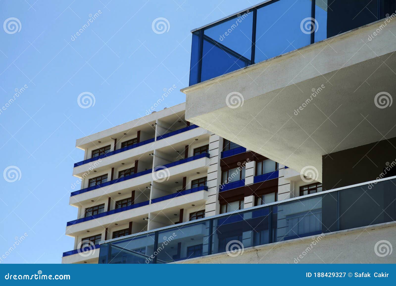 Edificio De Apartamentos De Lujo Moderno Imagen de archivo - Imagen de fachada, complejidad ...