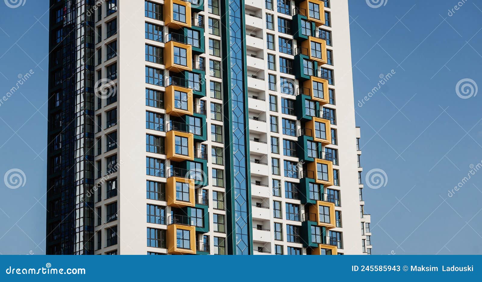 Edificio De Apartamentos De Lujo Imagen de archivo - Imagen de alquiler, genérico: 245585943