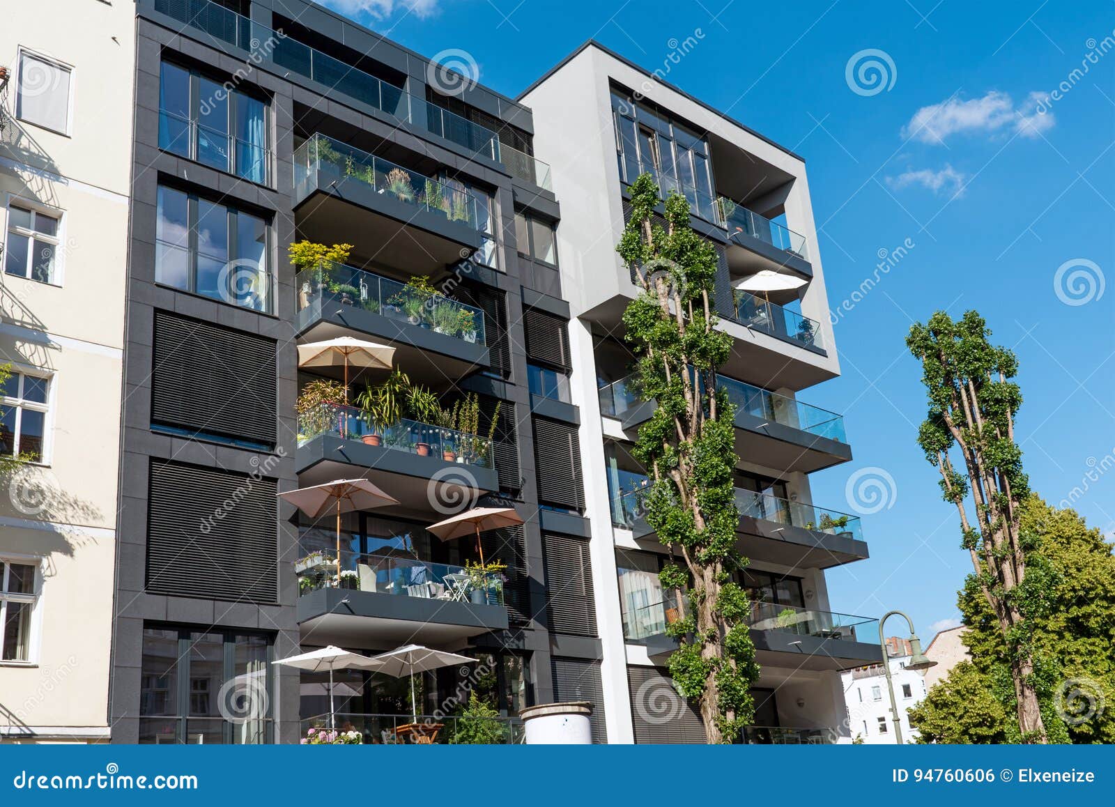 Edificio De Apartamentos Moderno En Berlín Foto de archivo - Imagen de ...
