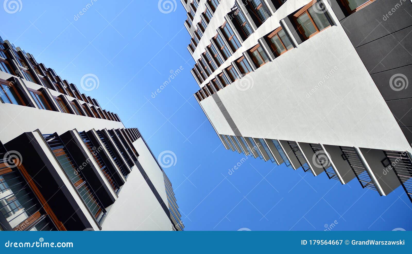 Edificio De Apartamentos Moderno Y Nuevo. Imagen de archivo - Imagen de ...