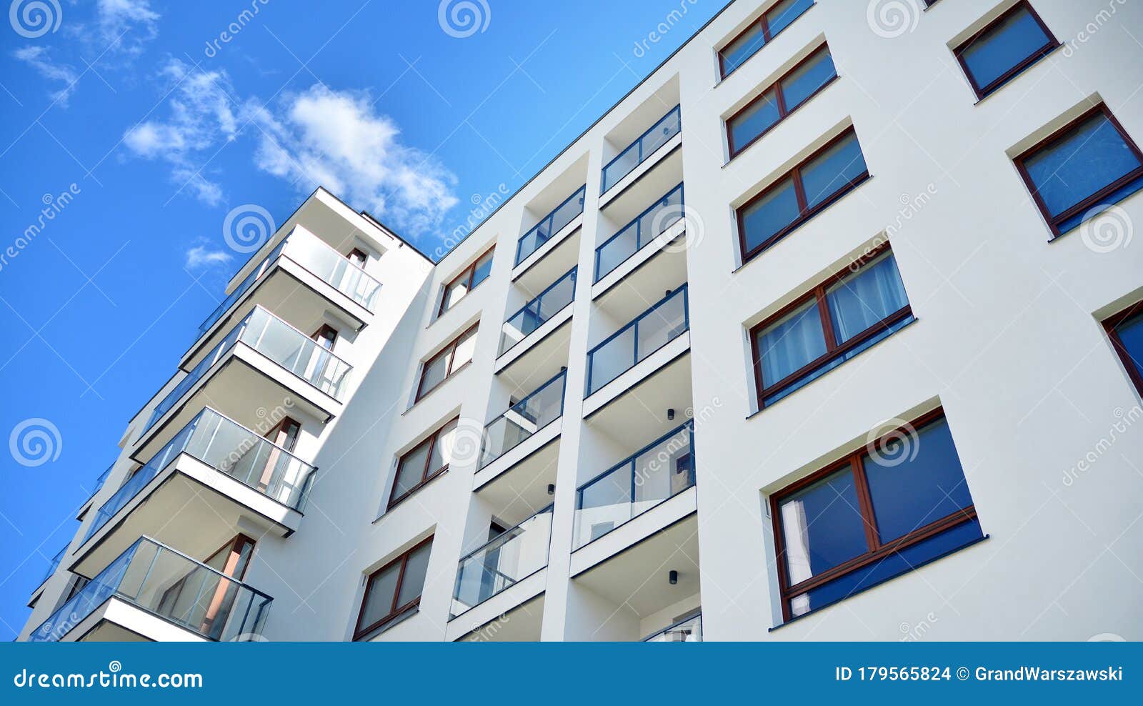 Edificio De Apartamentos Moderno Y Nuevo. Foto de archivo - Imagen de ...