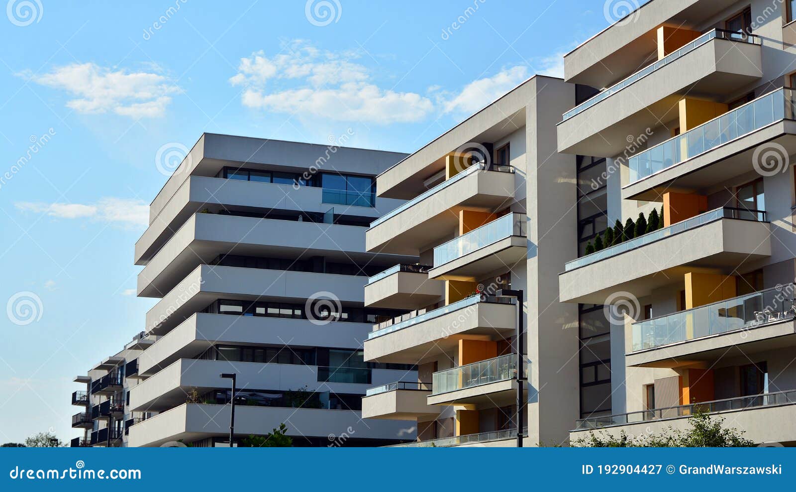 Edificio De Apartamentos Moderno Y Nuevo. Imagen de archivo - Imagen de ...