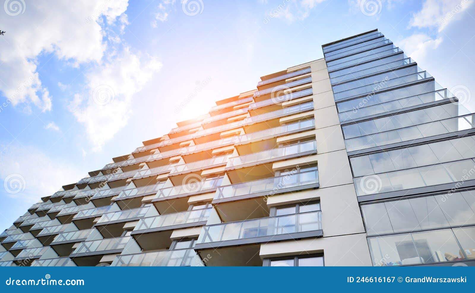 Edificio De Apartamentos Moderno Y Nuevo. Imagen de archivo - Imagen de ...