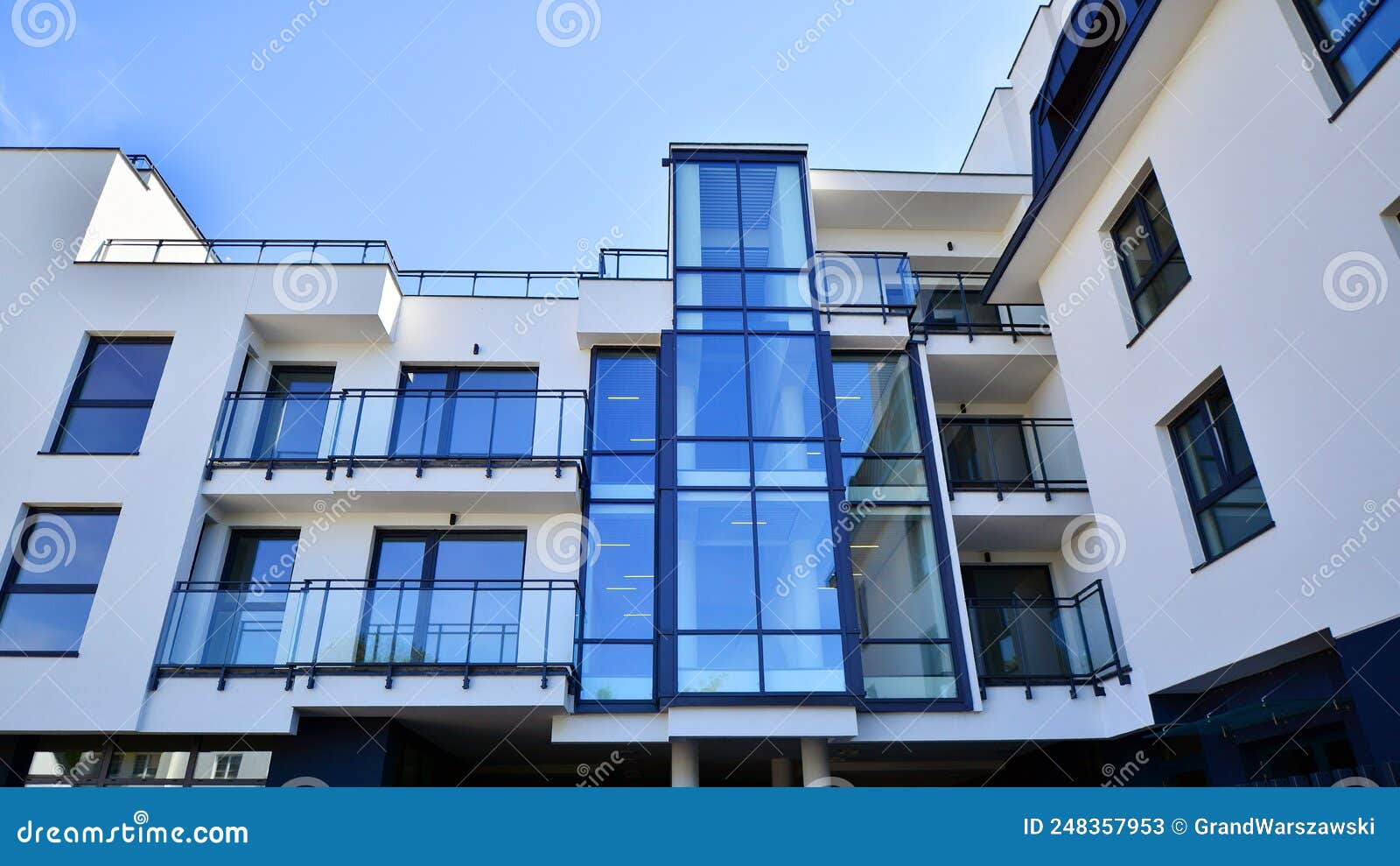 Edificio De Apartamentos Moderno Y Nuevo. Imagen de archivo - Imagen de ...