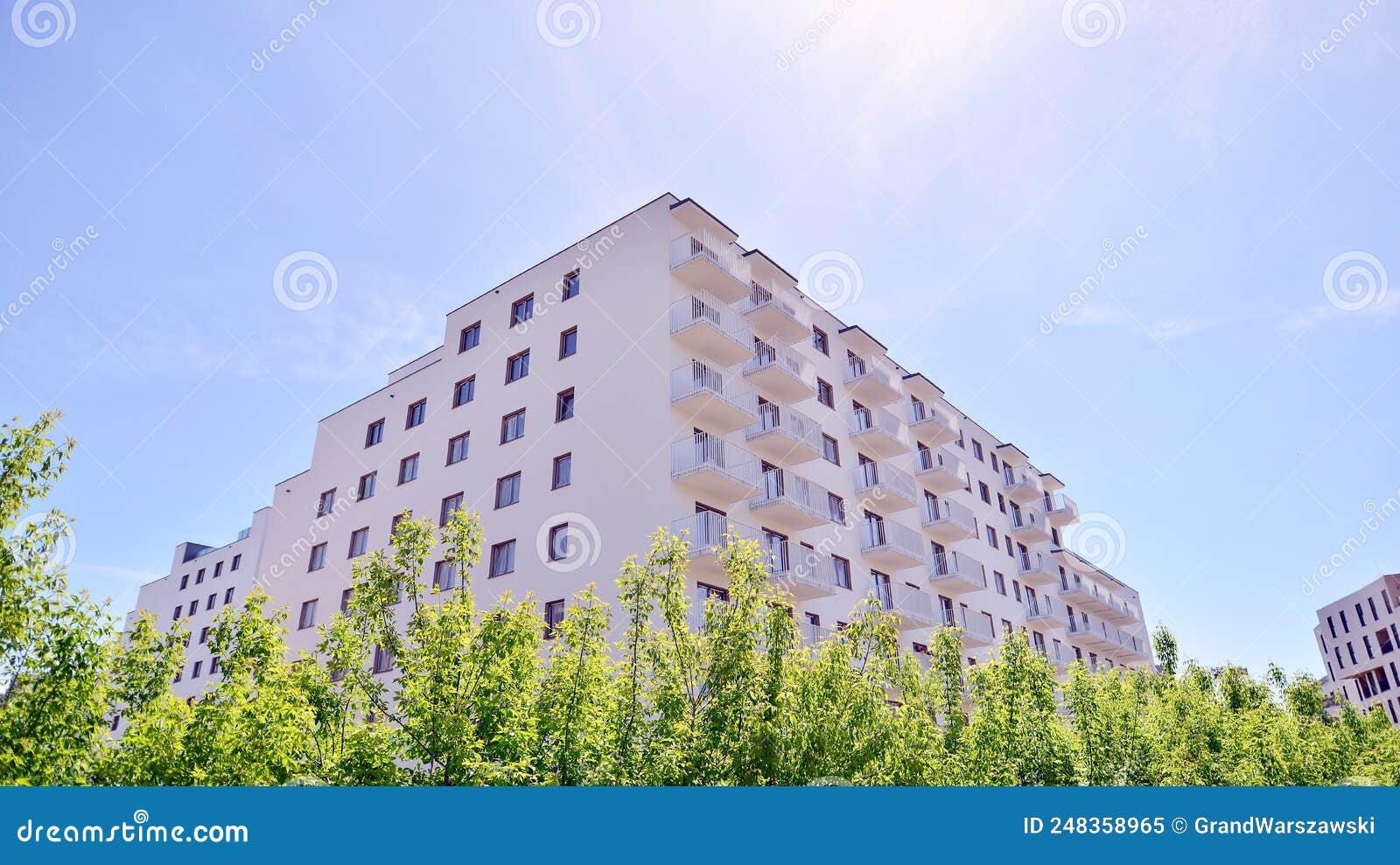 Edificio De Apartamentos Moderno Y Nuevo. Imagen de archivo - Imagen de ...