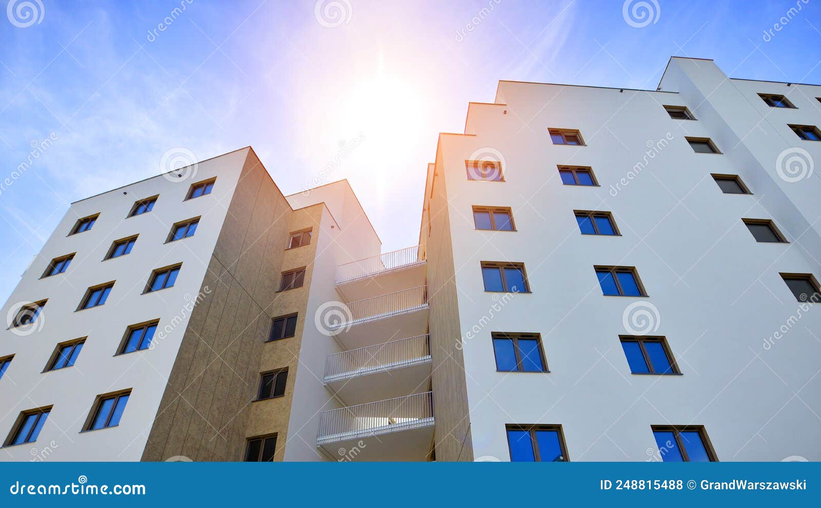 Edificio De Apartamentos Moderno Y Nuevo. Foto de archivo - Imagen de ...