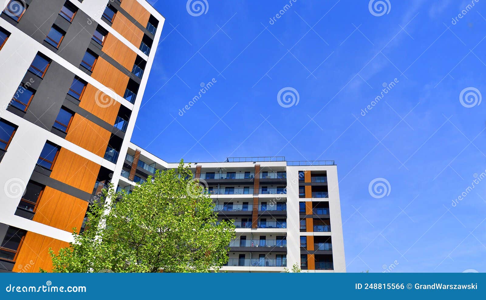Edificio De Apartamentos Moderno Y Nuevo. Foto de archivo - Imagen de ...