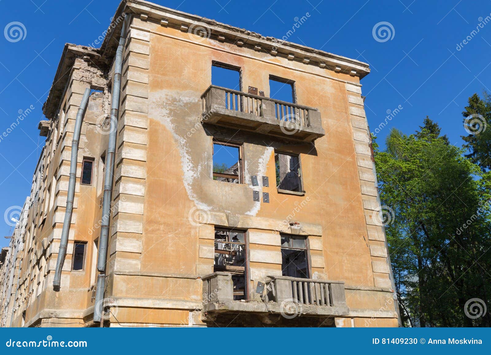 Edificio De Apartamentos Roto Constructivo Abandonado De La Vivienda ...