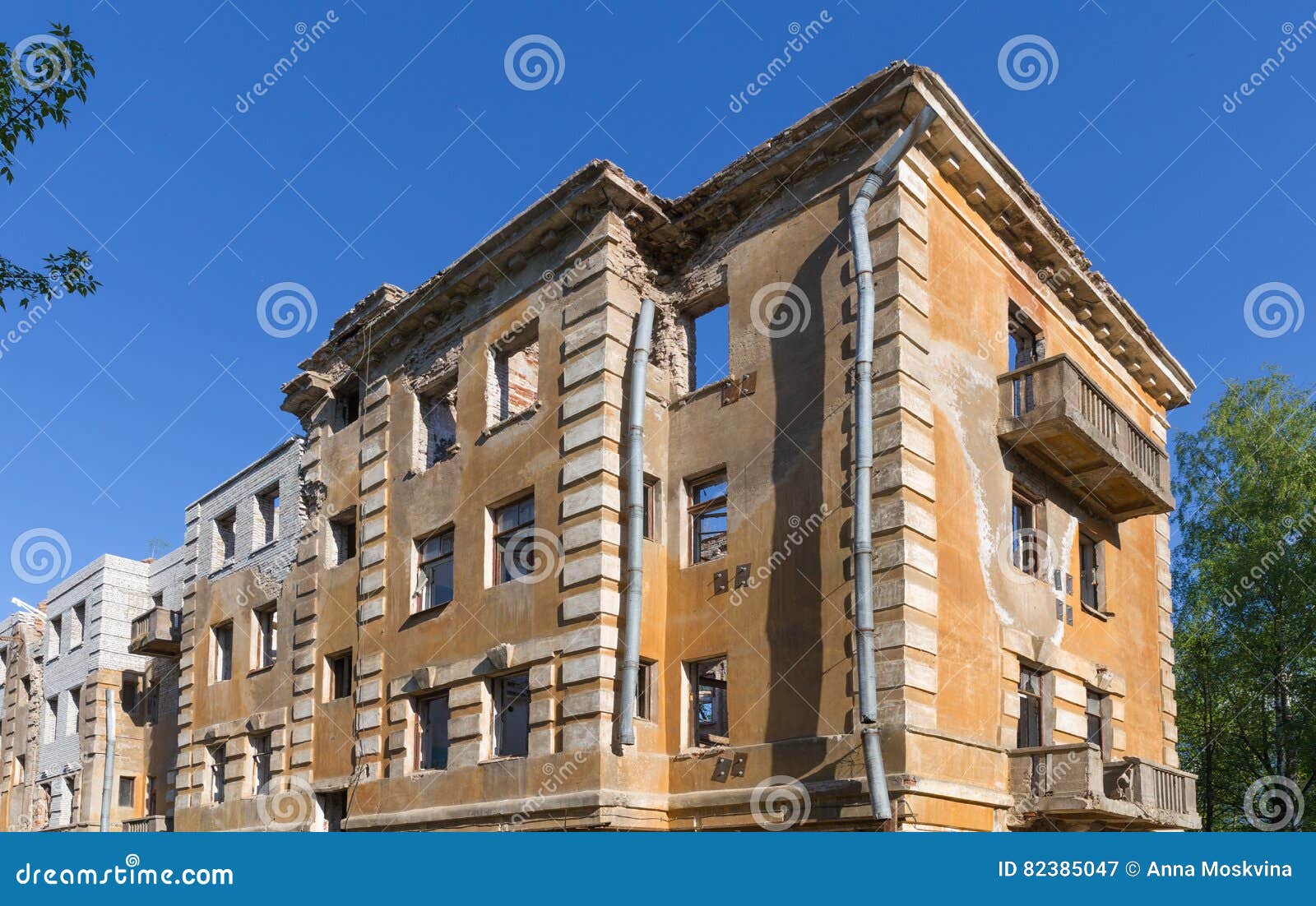 Edificio De Apartamentos Roto Constructivo Abandonado De La Vivienda ...