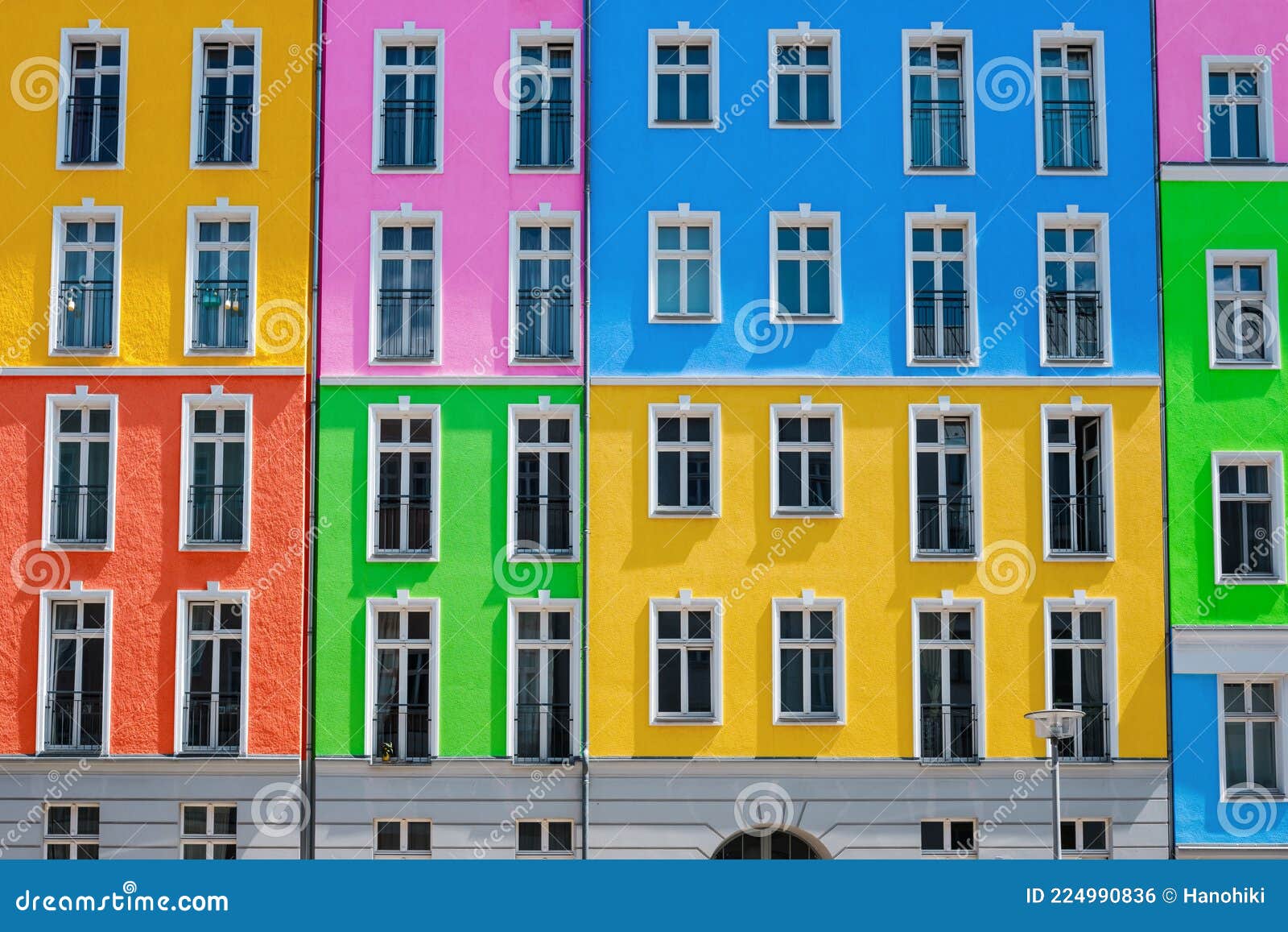 Edificio De Colores Fachada Casa De Apartamentos Exterior Foto de ...