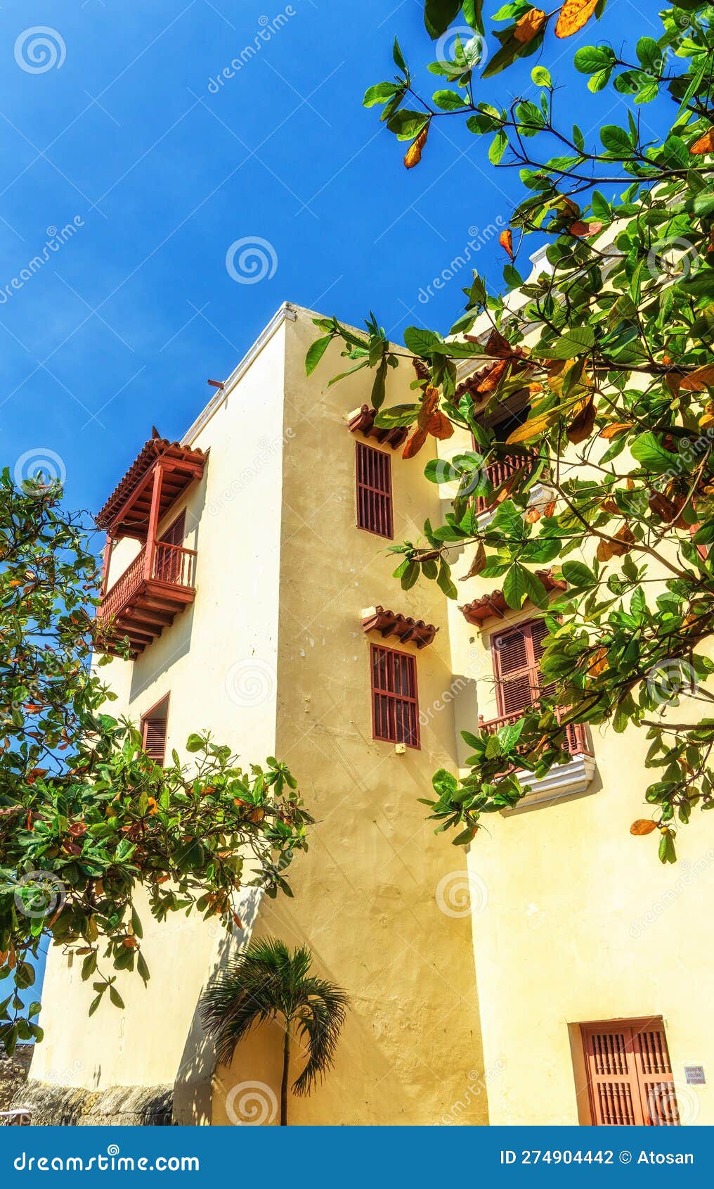 Edificio De Estilo Colonial De Color Amarillo Foto de archivo - Imagen ...